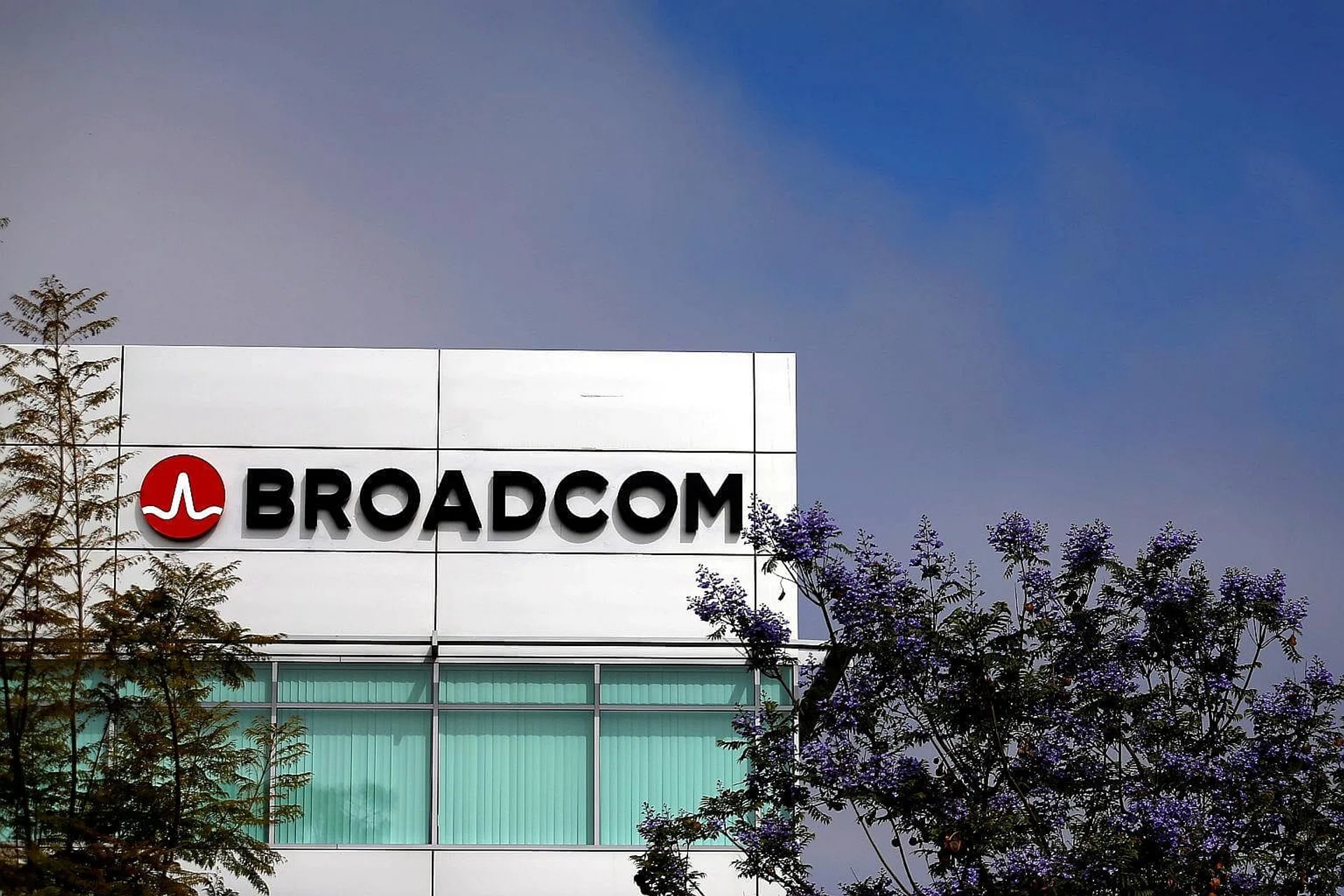 Broadcom, KKR said to be leading bidders for Toshiba unit - The Business Times