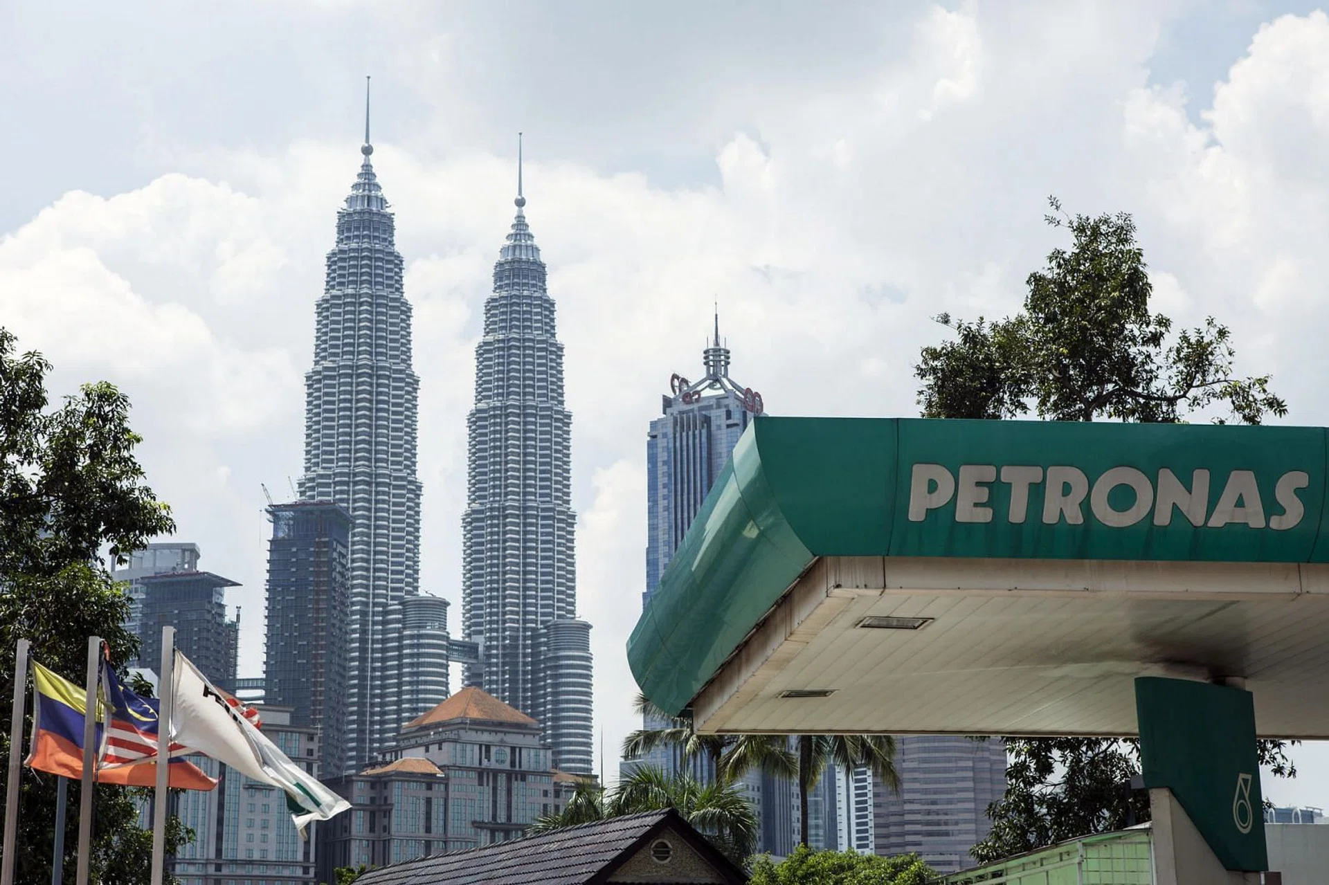 Petronas to cut oil output by 20,000 barrels per day - The Business Times