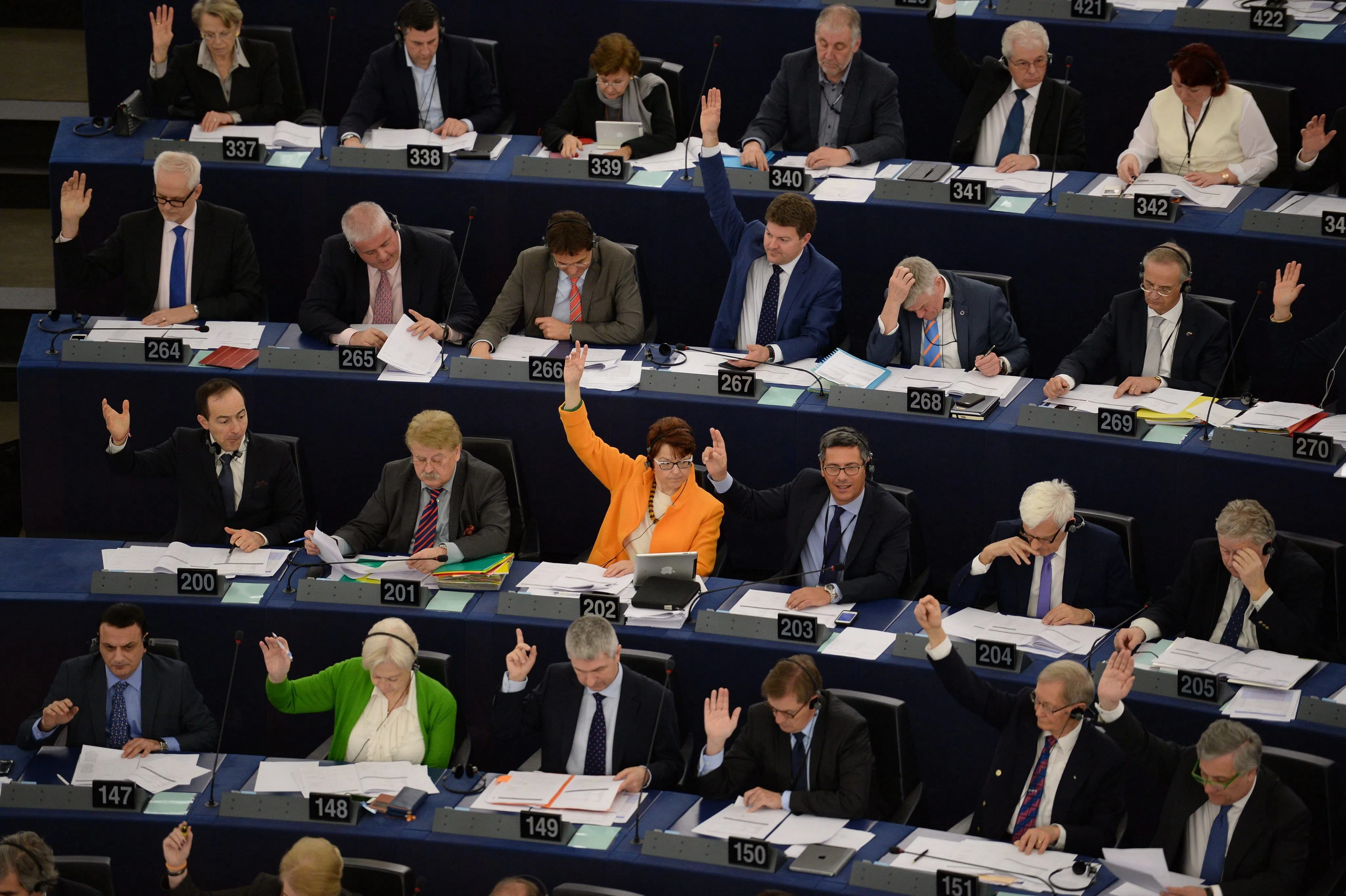 European MPs back credit card fee cap - The Business Times