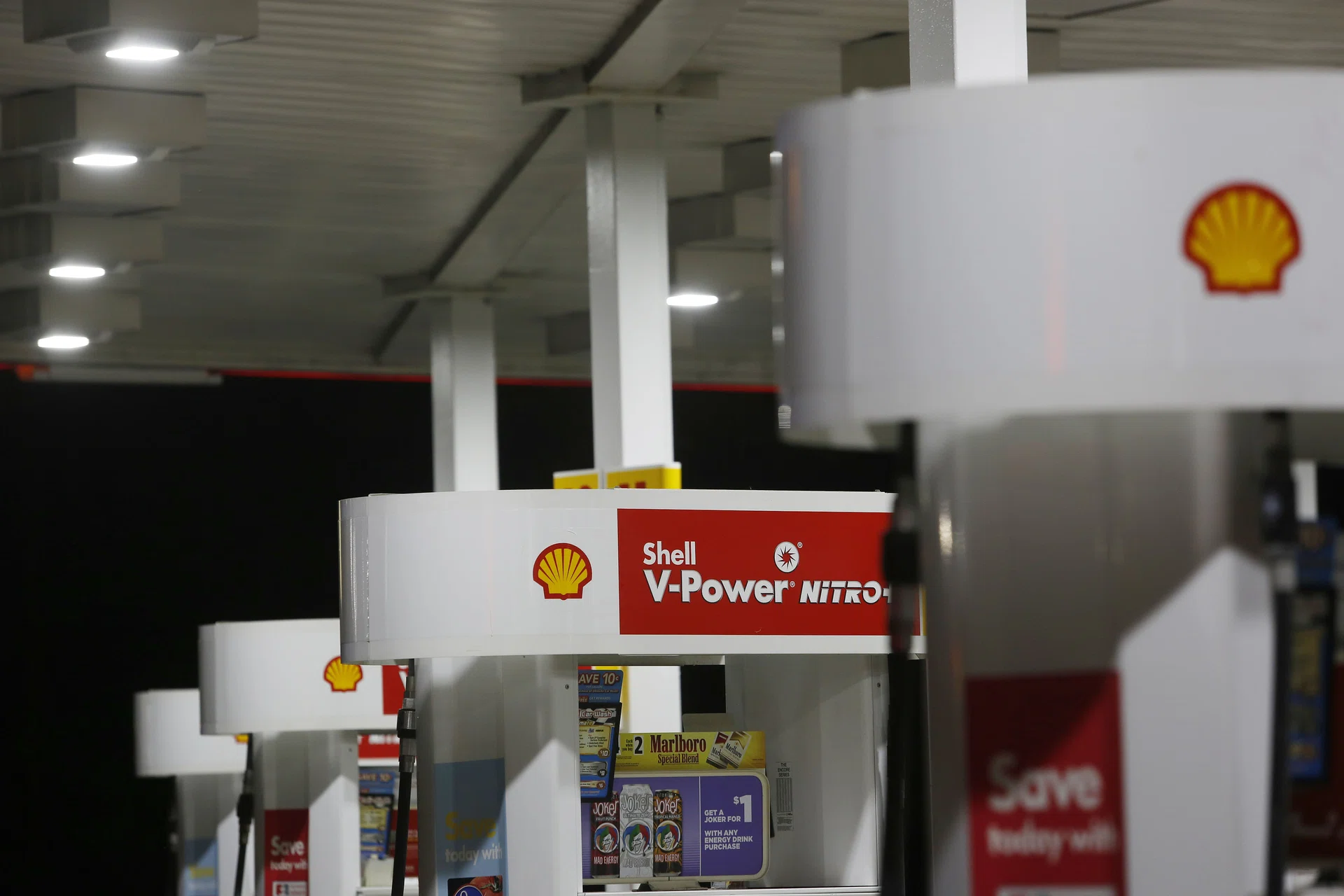 Shell net profit tumbles on low oil prices - The Business Times
