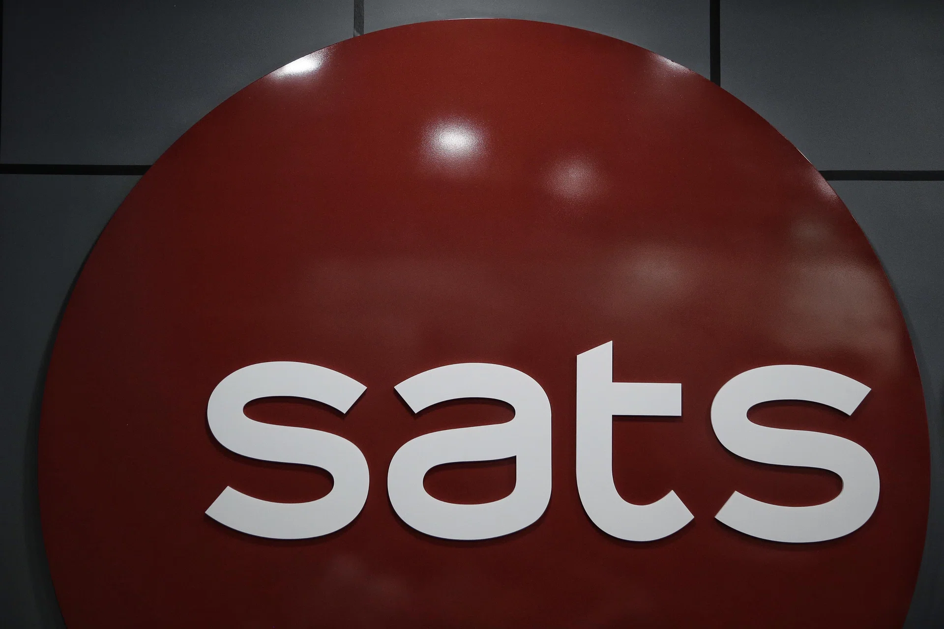 Sats falls as much as 4.4% after announcing issue of 363.1 million new ...