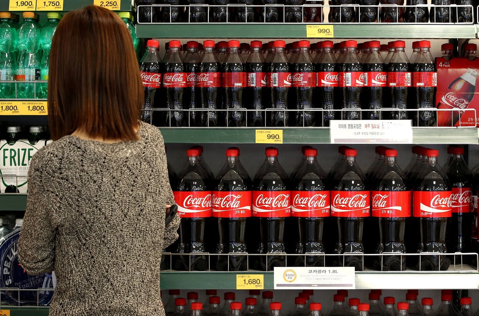 PepsiCo, Coke lose market share as Americans drink less soda