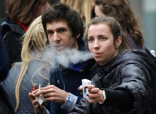 Russia smokers fuming after balcony ban