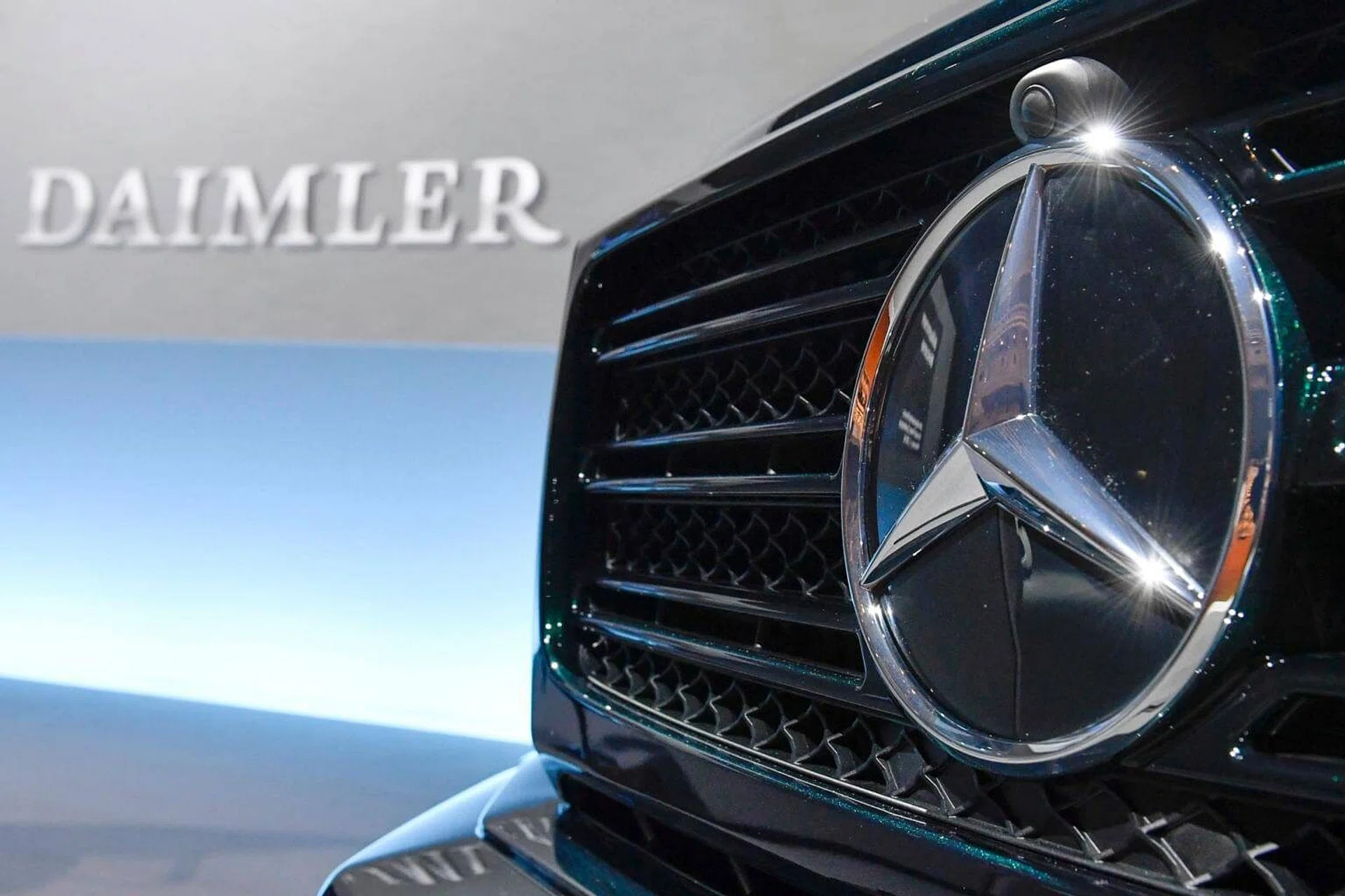 Daimler CFO to leave as Mercedes-Benz maker gears up for revamp - The ...