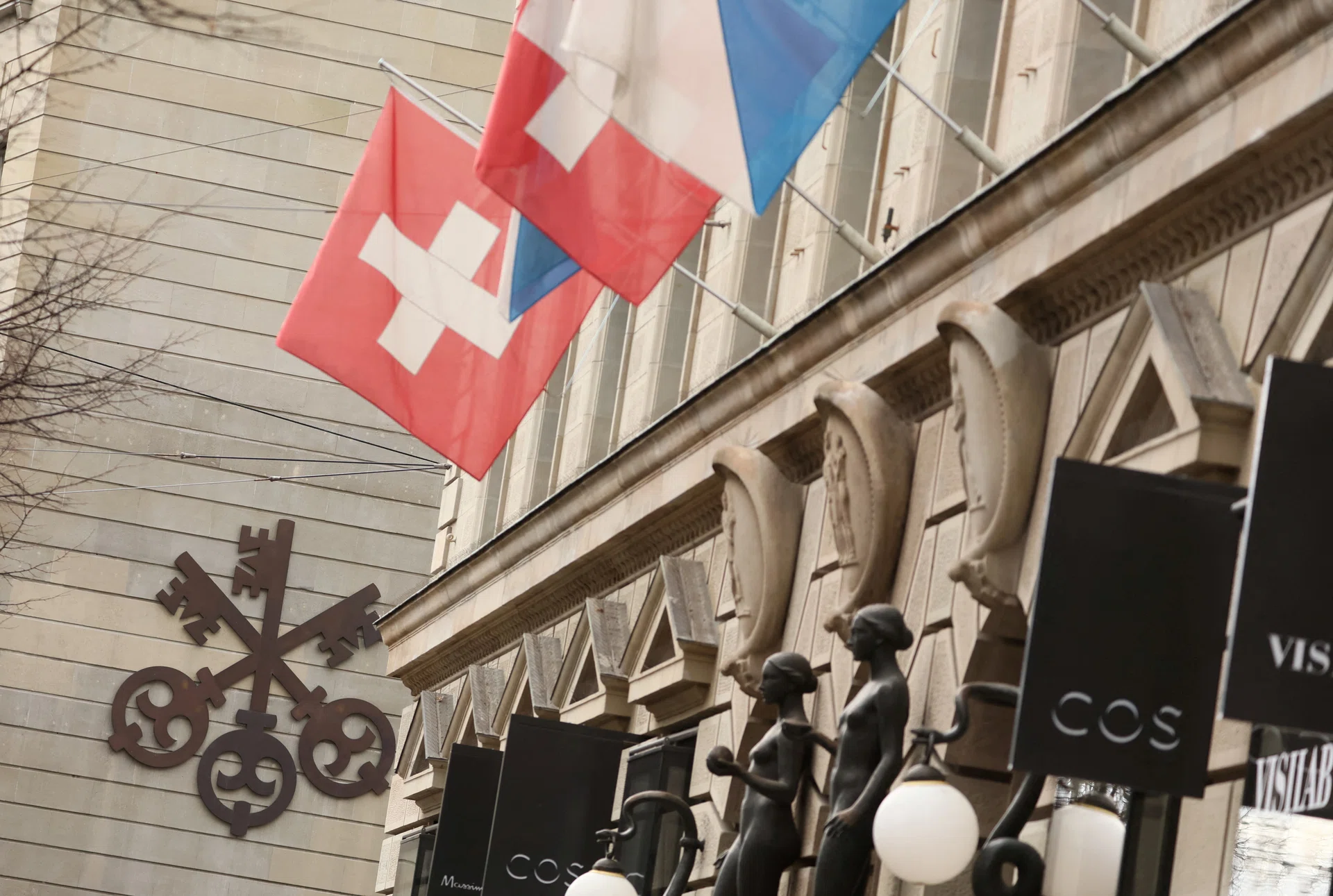 Swiss banks push for self-regulation as government tackles greenwashing ...