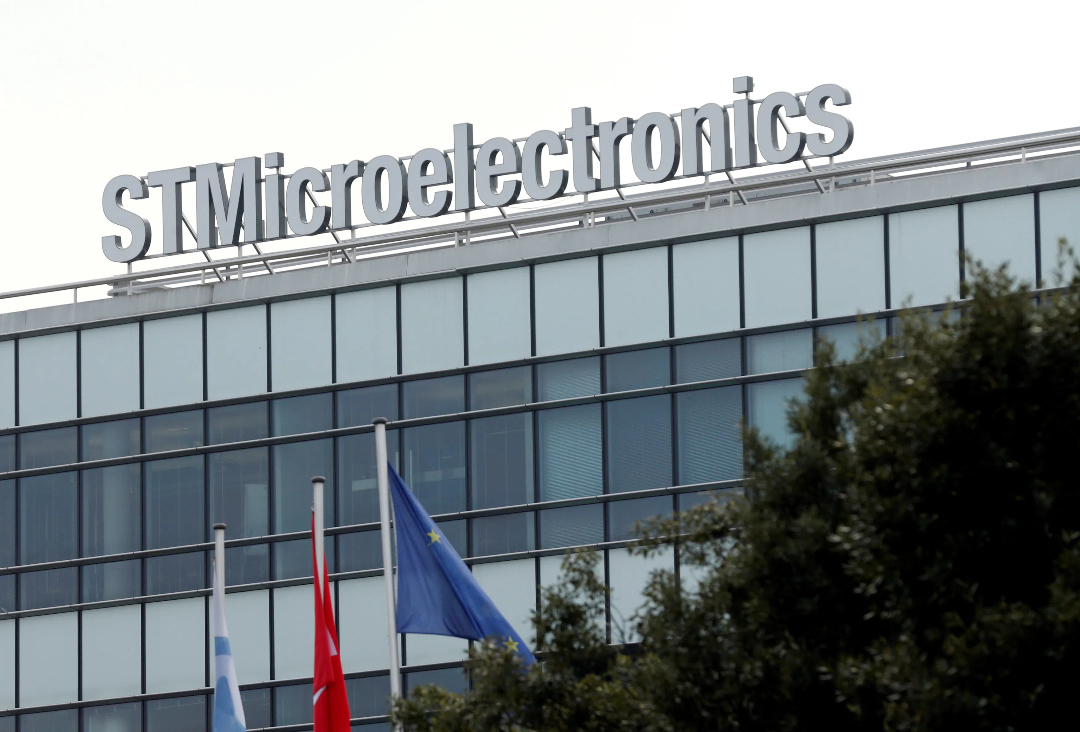Semiconductor pioneer and long-time STMicroelectronics chief Pasquale ...