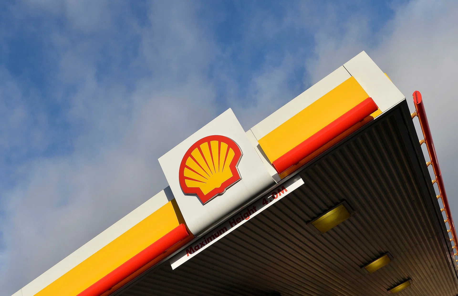 Shell, US oil workers to talk more on fourth day of refineries strike ...