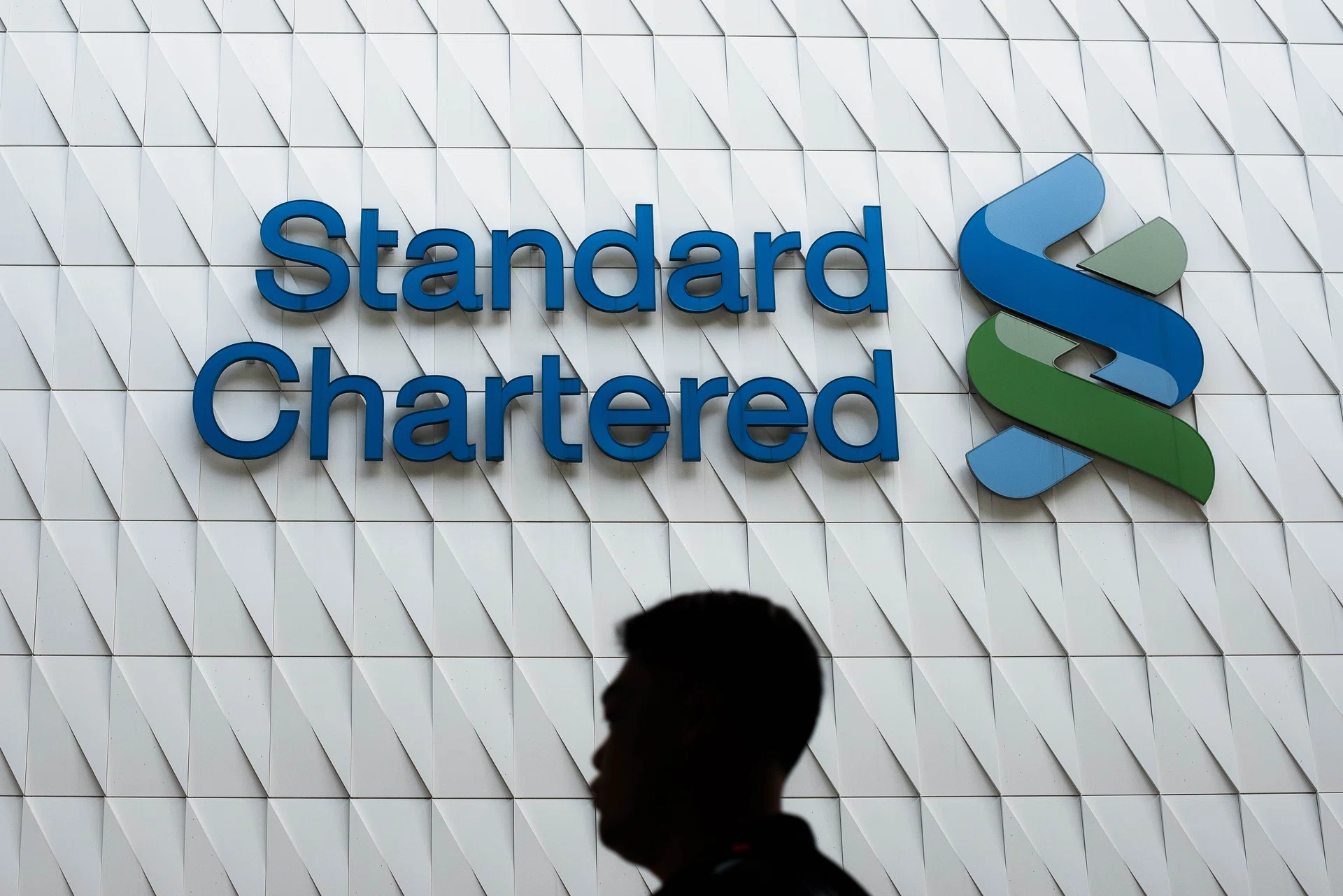 Standard Chartered said to plan about 1,000 senior staff cuts - The ...