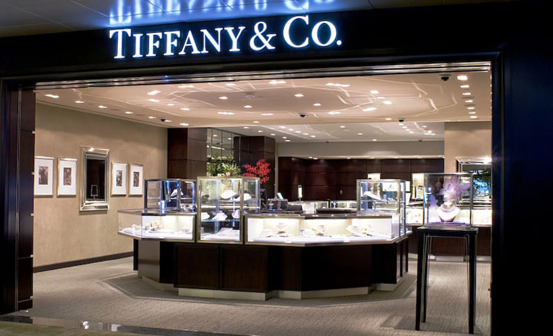 US: Oil shares, Tiffany drop as stocks retreat - The Business Times