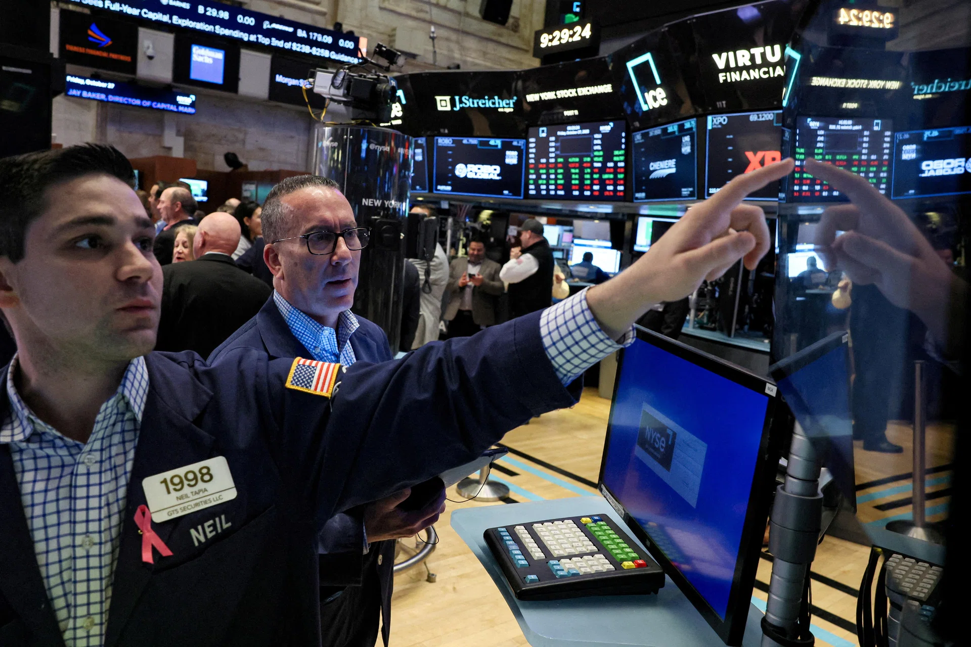US: Stocks end banner year with modest loss in final session - The ...