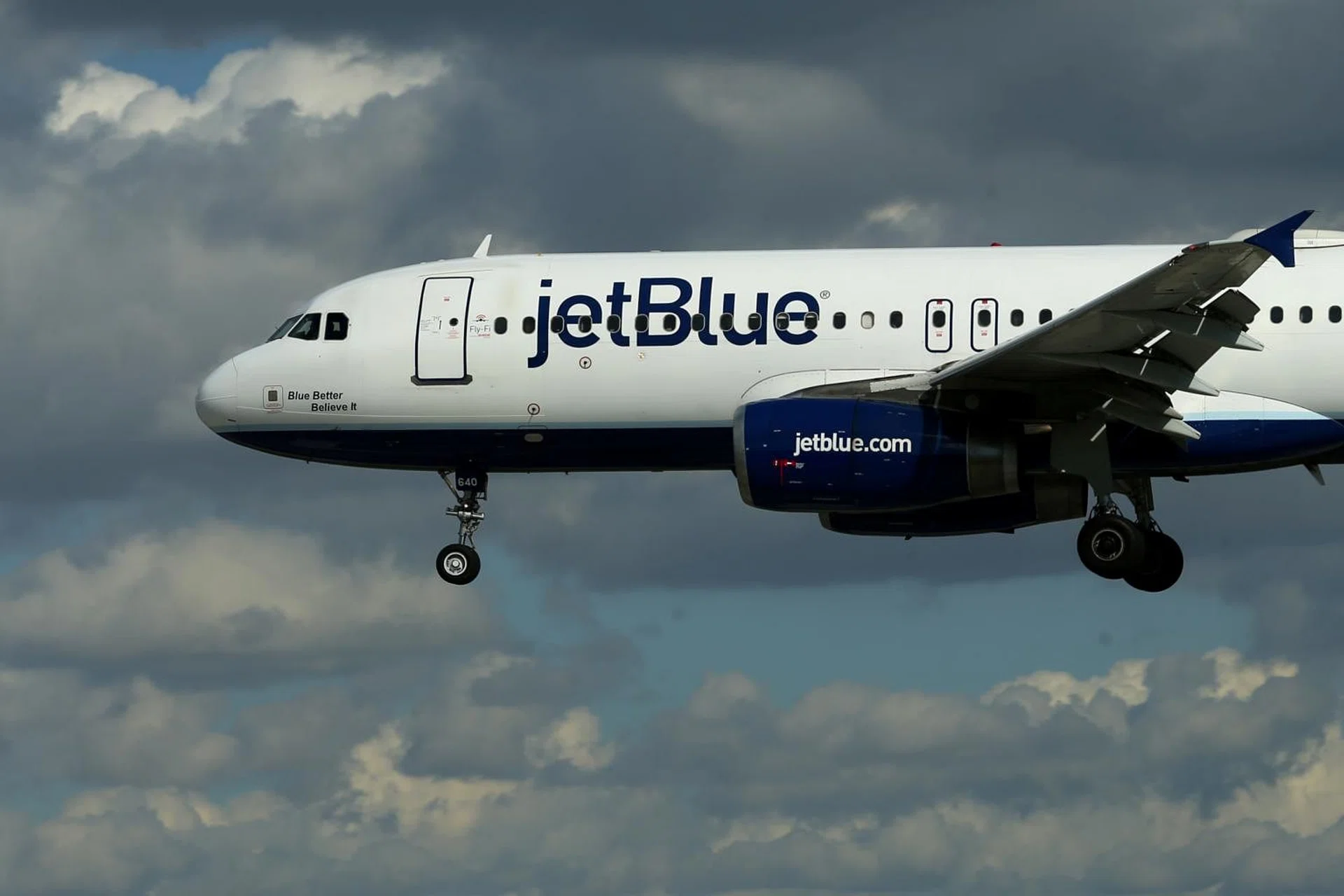JetBlue founder bucks airline slump with startup planning October debut ...