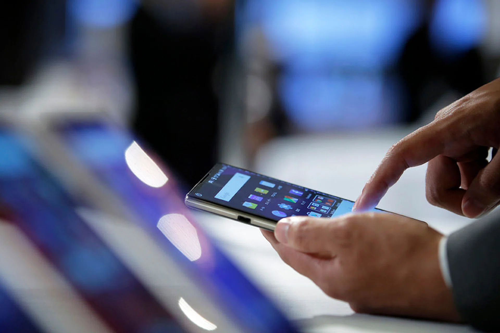 Countries getting involved in smartphone wars - The Business Times