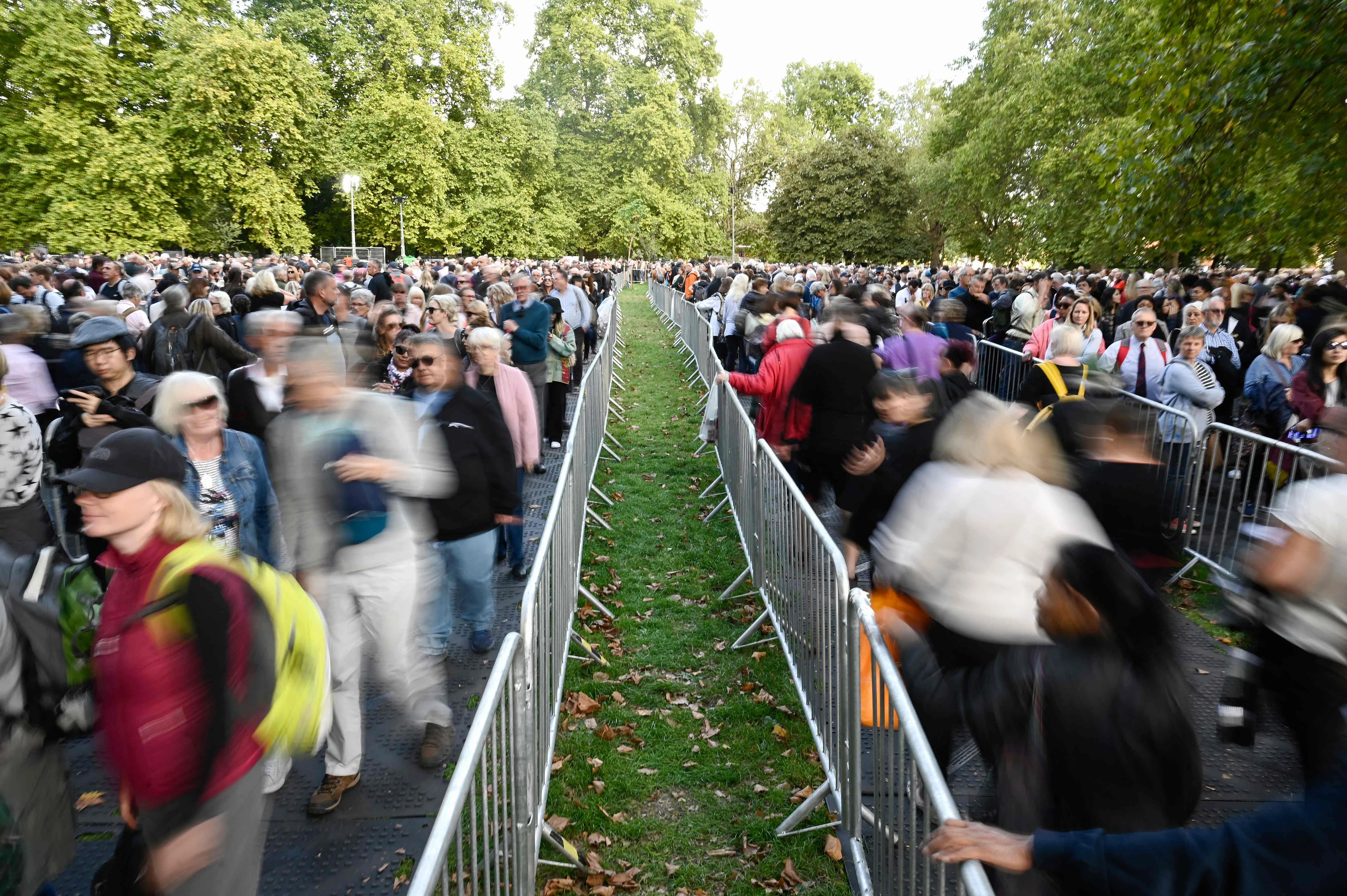 Line to view Queen’s coffin hits 8km and has to be closed off