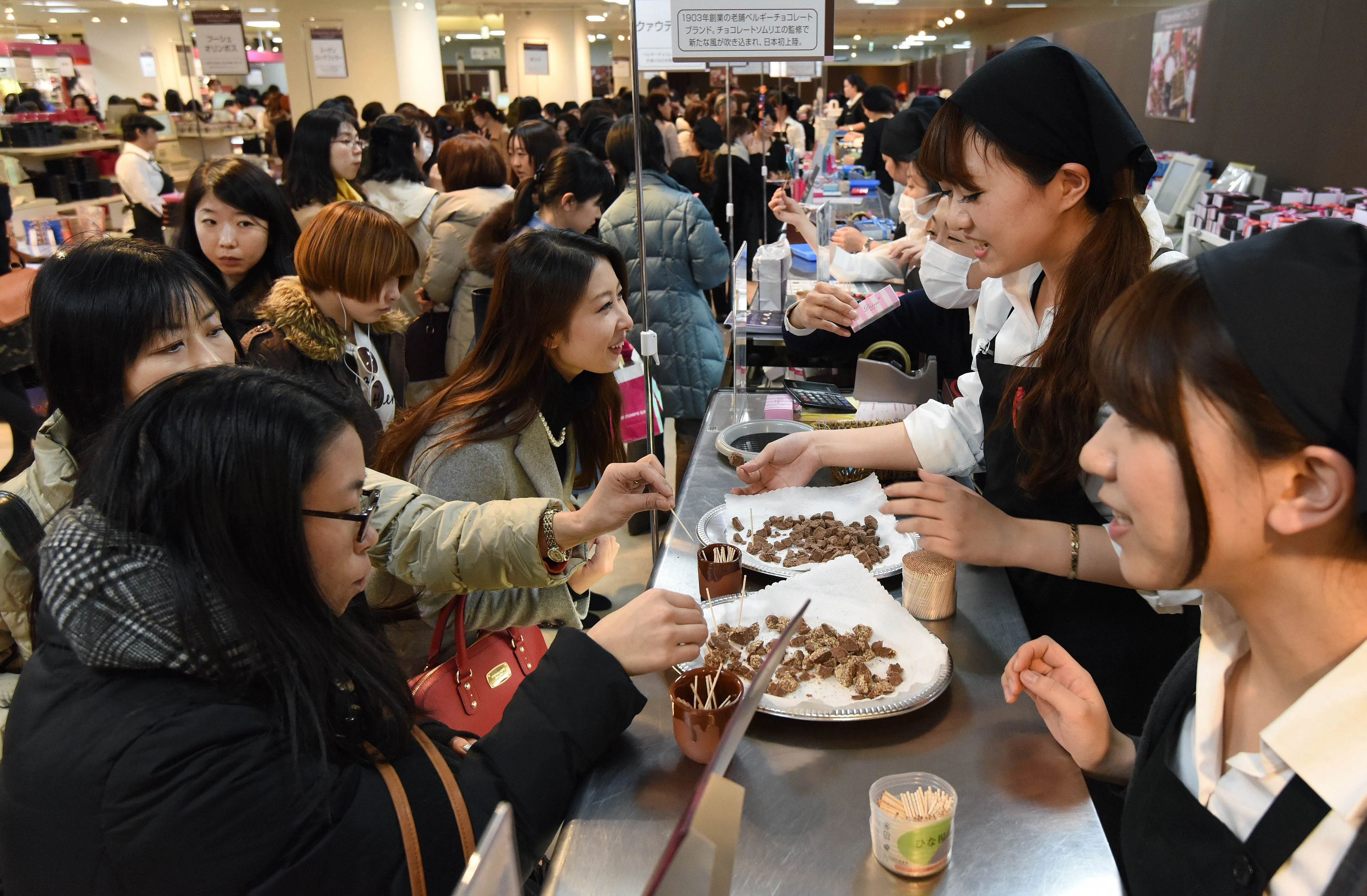 Roses are red, elbows are blue: Japanese women fight for their Valentines
