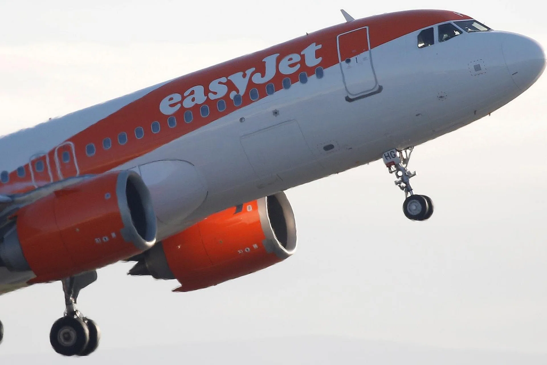 easyJet to restart flights in June with compulsory masks - The Business ...
