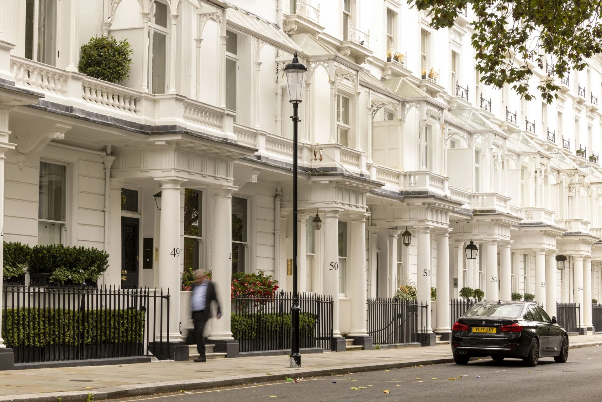 Foreign grip on London’s luxury homes tightens as UK buyers wait - The ...