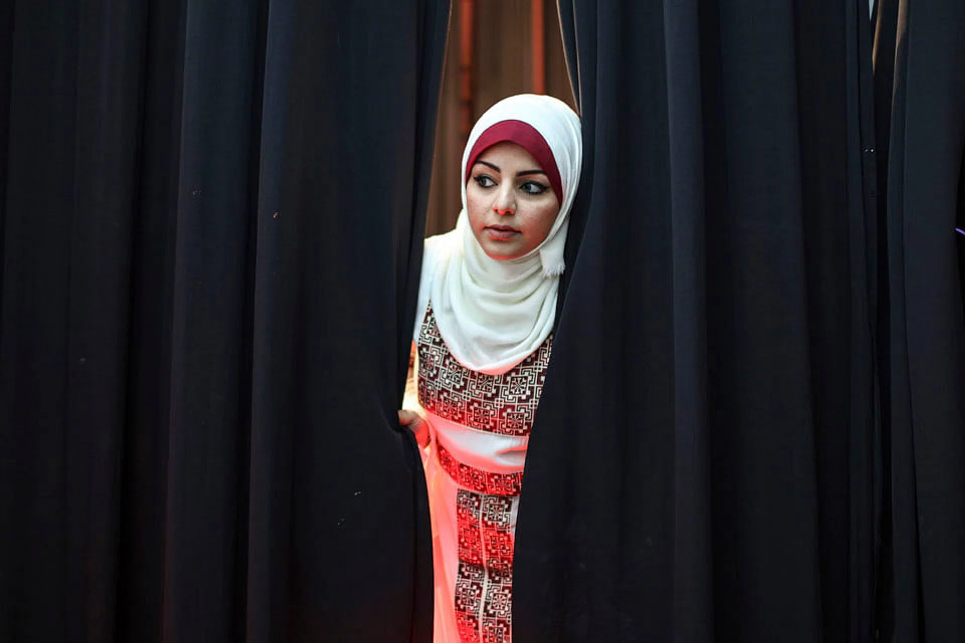 Singer turns her modest act into a stirring breakthrough - The Business ...