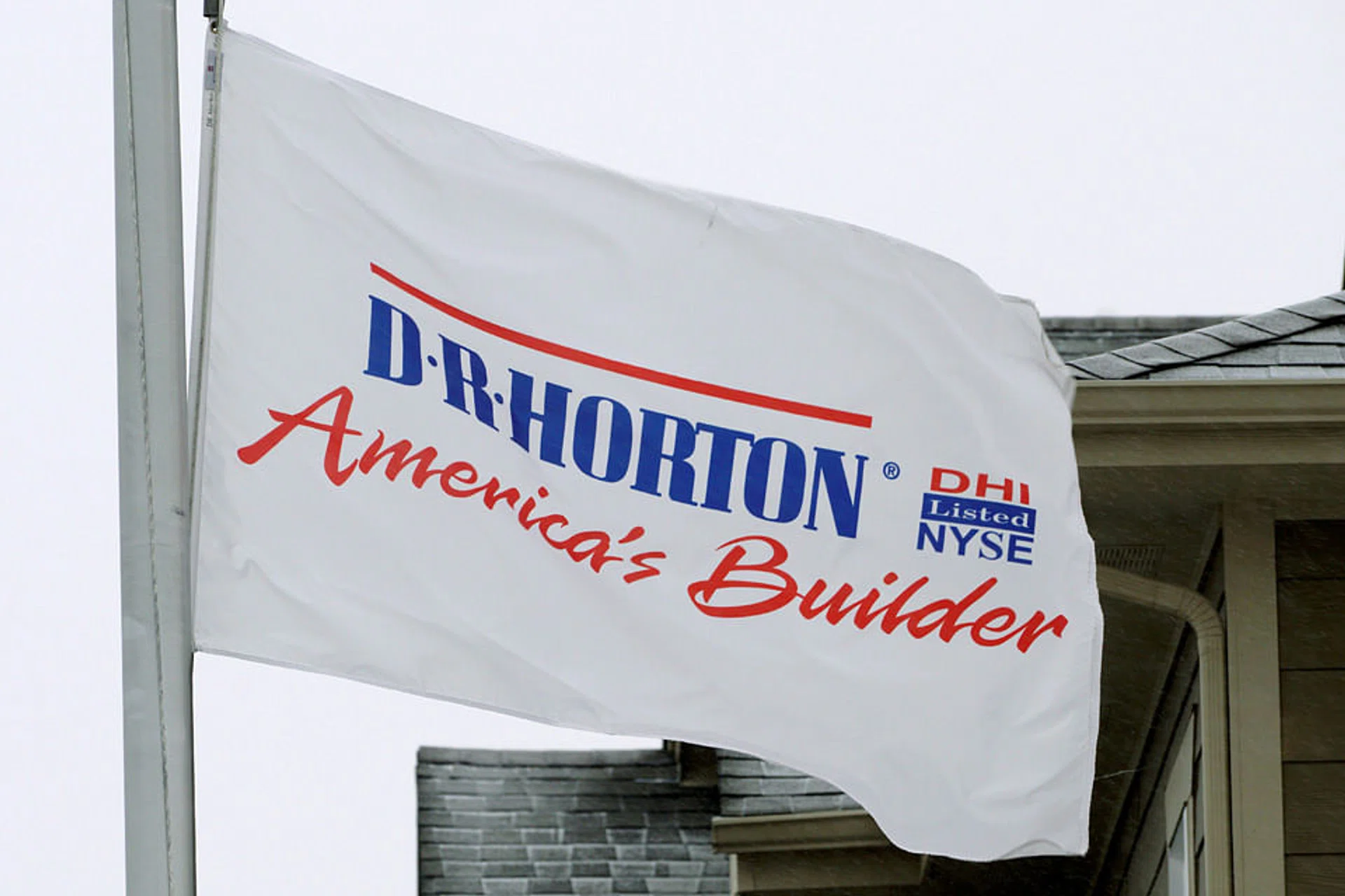 Homebuilder D R Horton beats profit estimate, ups 2018 forecast - The ...