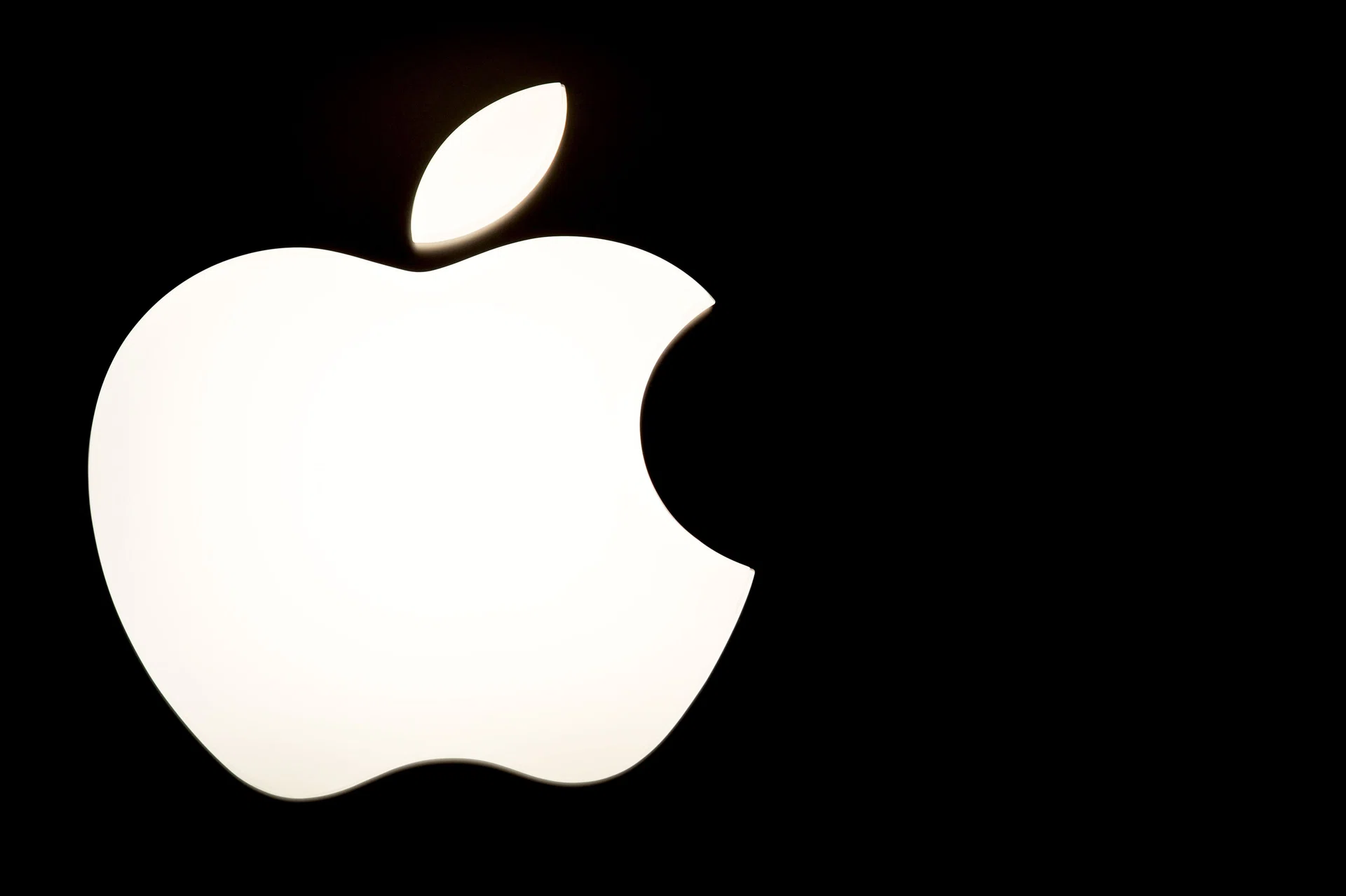 Apple brings contactless payments to UK in retail expansion - The ...
