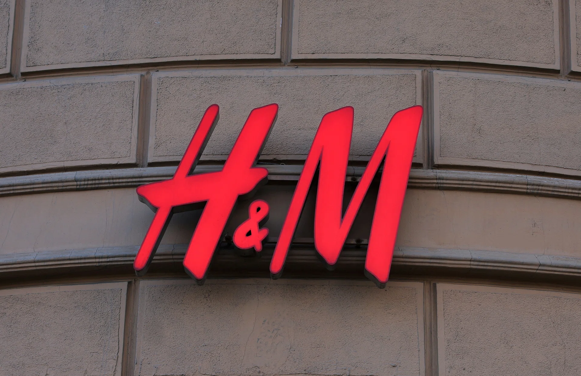 H&M beats earnings expectations as new CEO plots turnaround - The Business Times