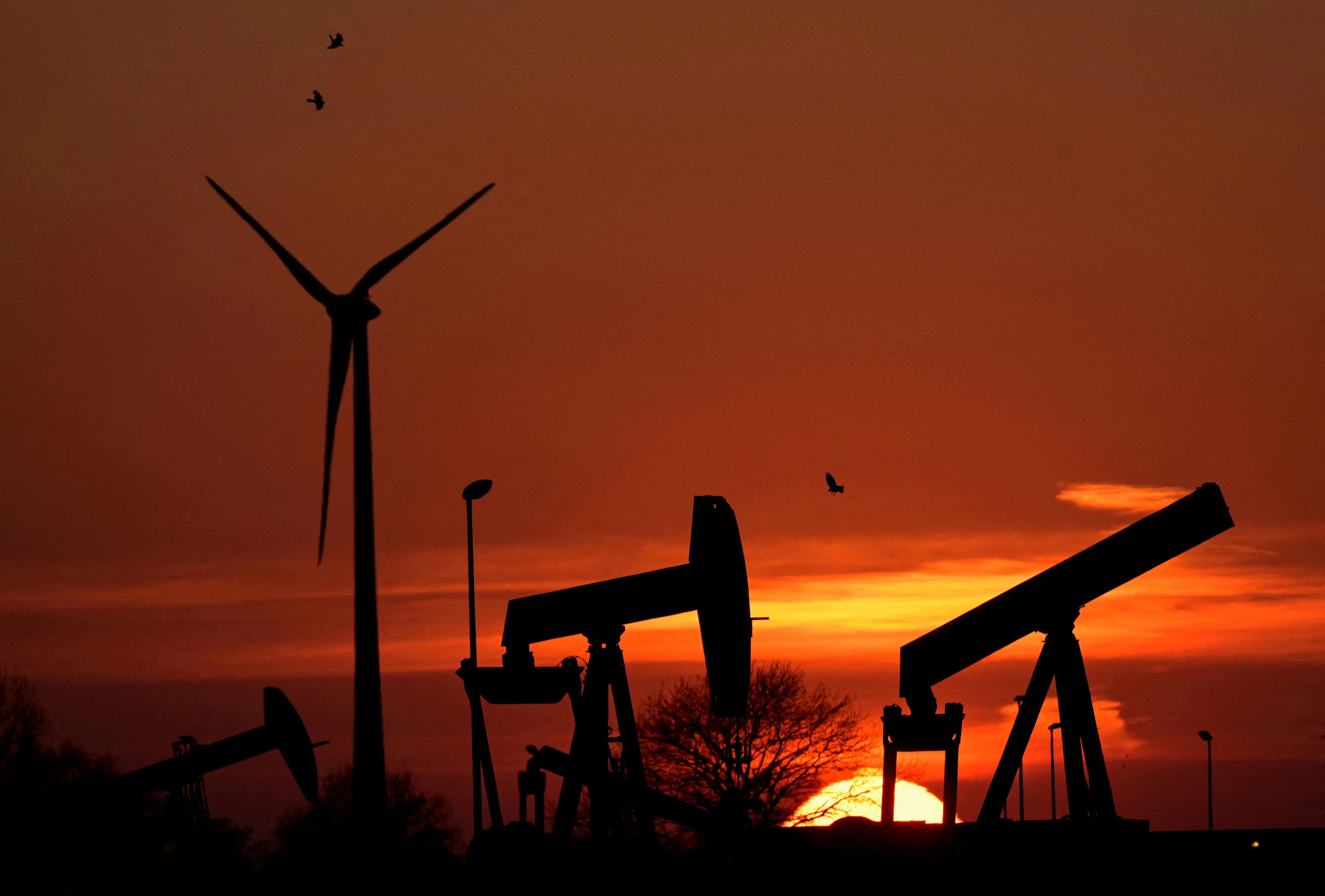 Oil up on geopolitical tension, gains capped by fading Federal Reserve ...