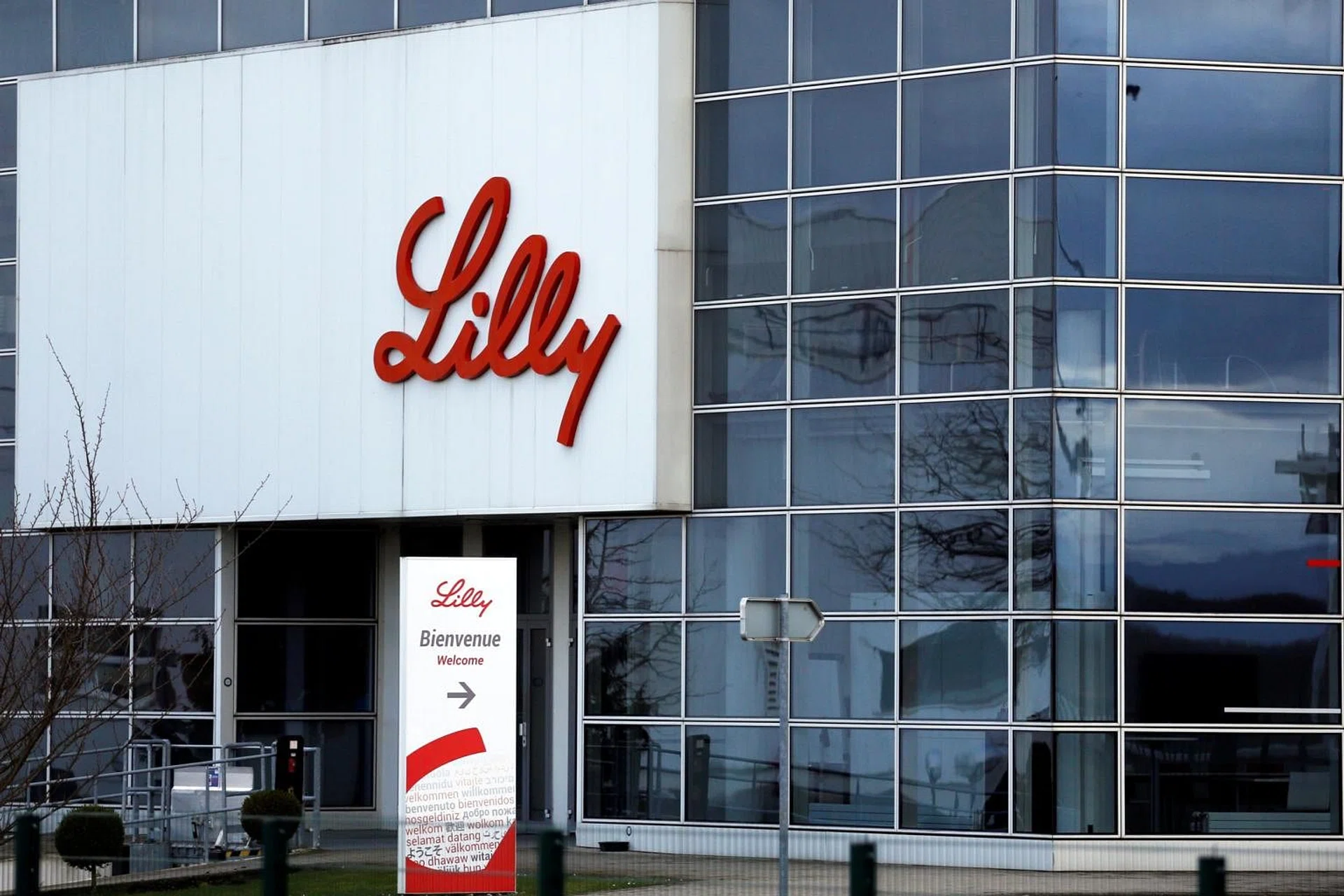 Lilly pauses Covid-19 antibody treatment trial over safety concern ...