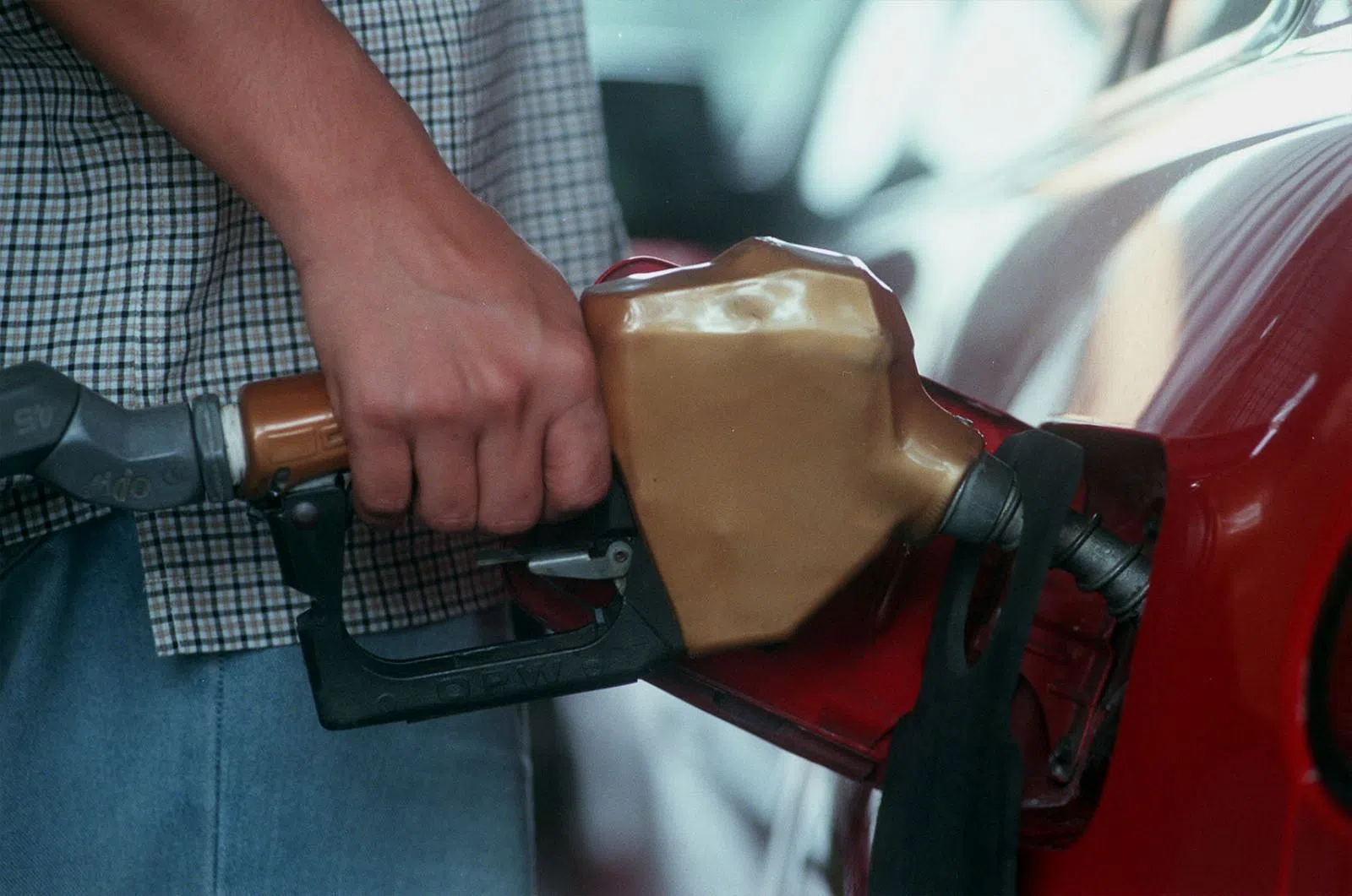 Oil tumbles amid oversupply fears, unlikelihood of deeper Opec cuts