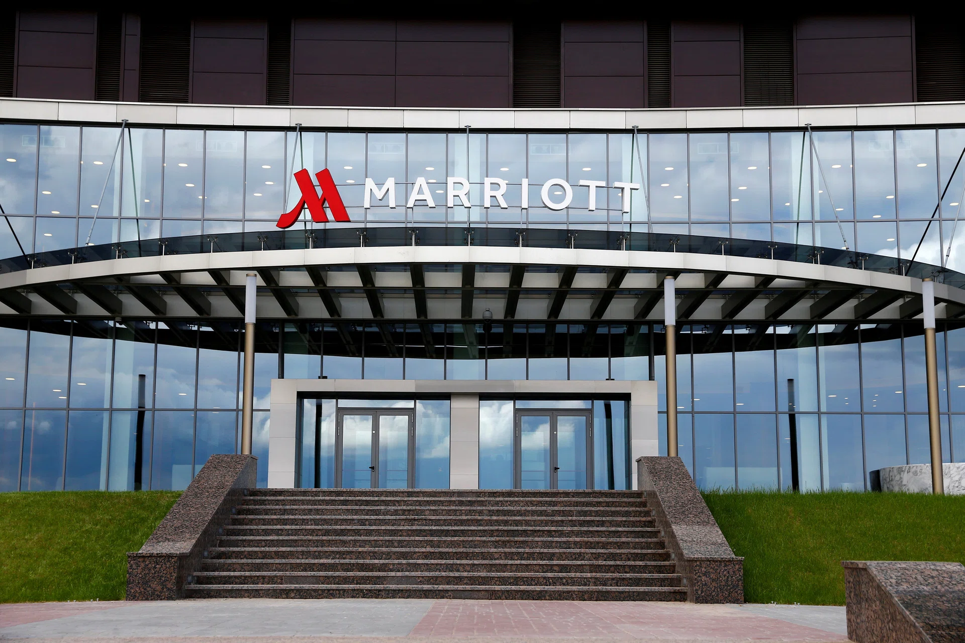Marriott's Starwood purchase makes largest hotel chain - The Business Times