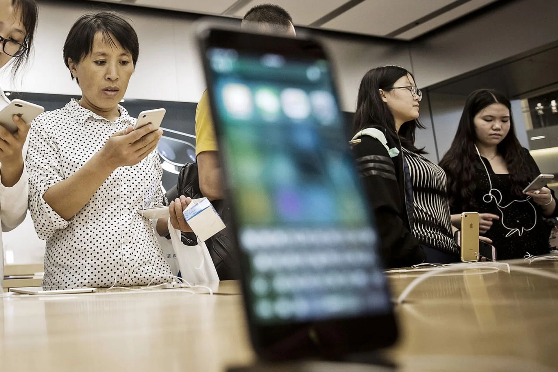 Consumers will have to wait to buy jet-black iPhones - The Business Times