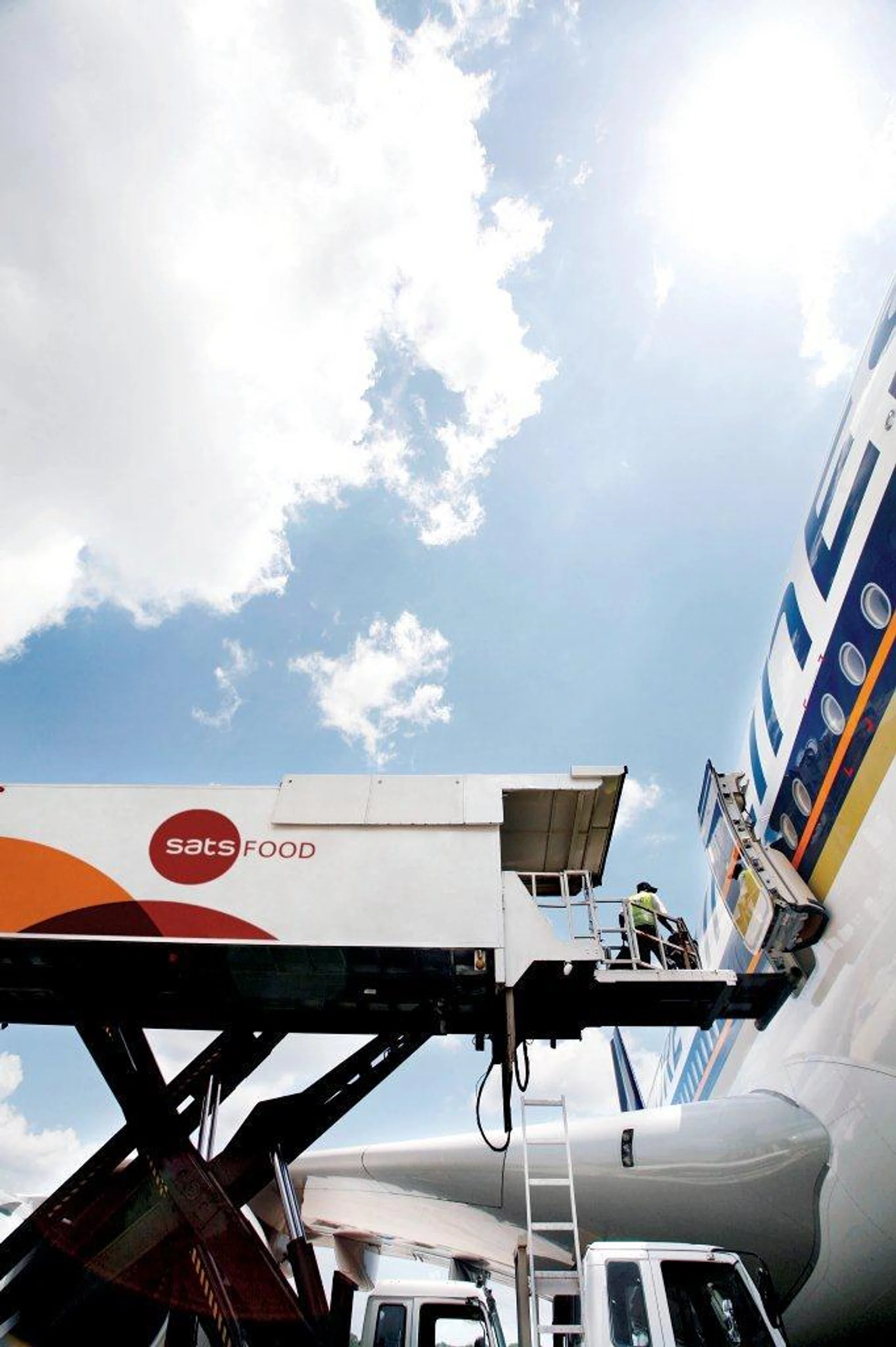 Sats adds three Worldwide Flight Services executives to board; WFS CEO ...