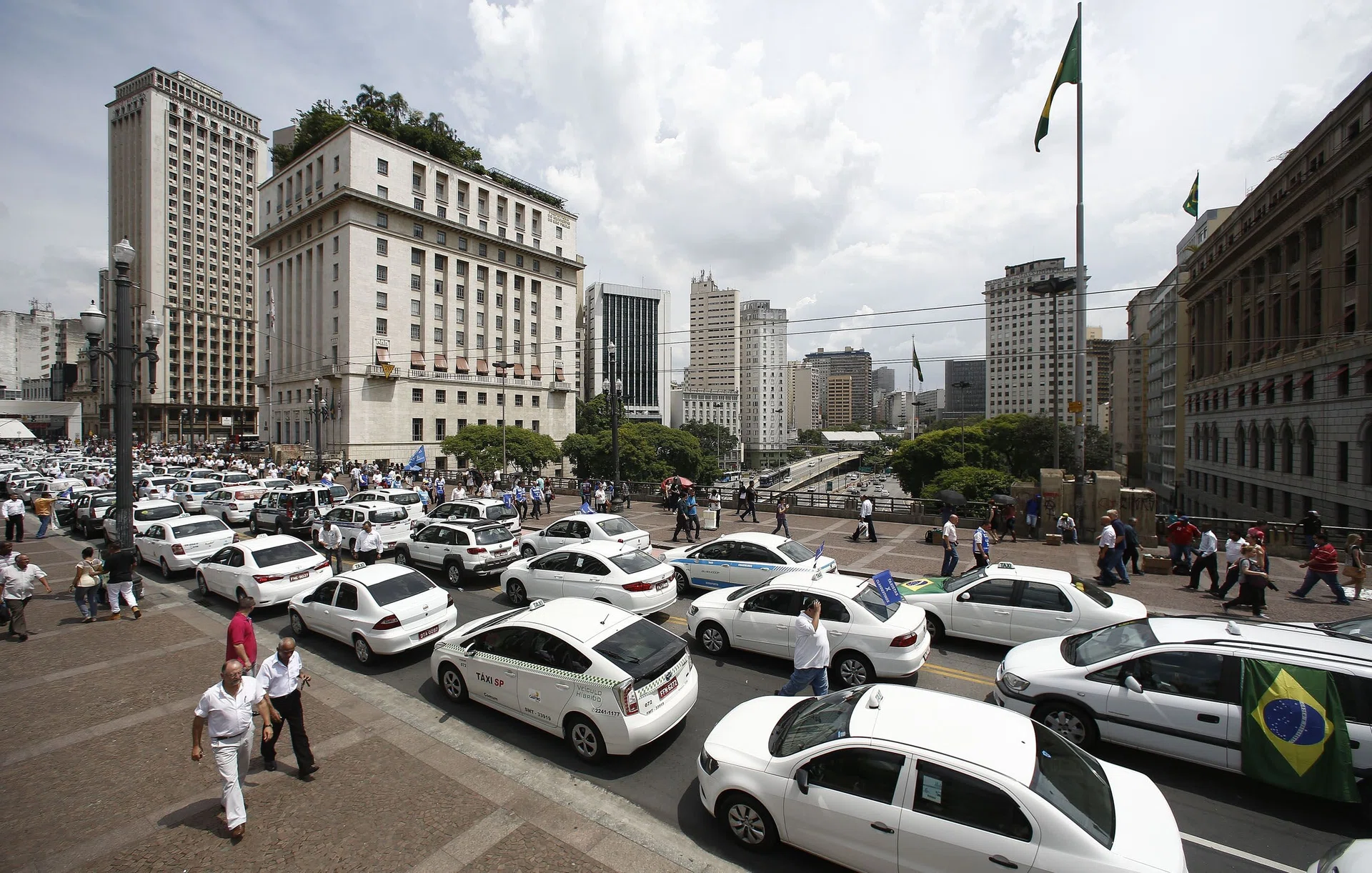 Brazil taxi drivers rally against Uber - The Business Times