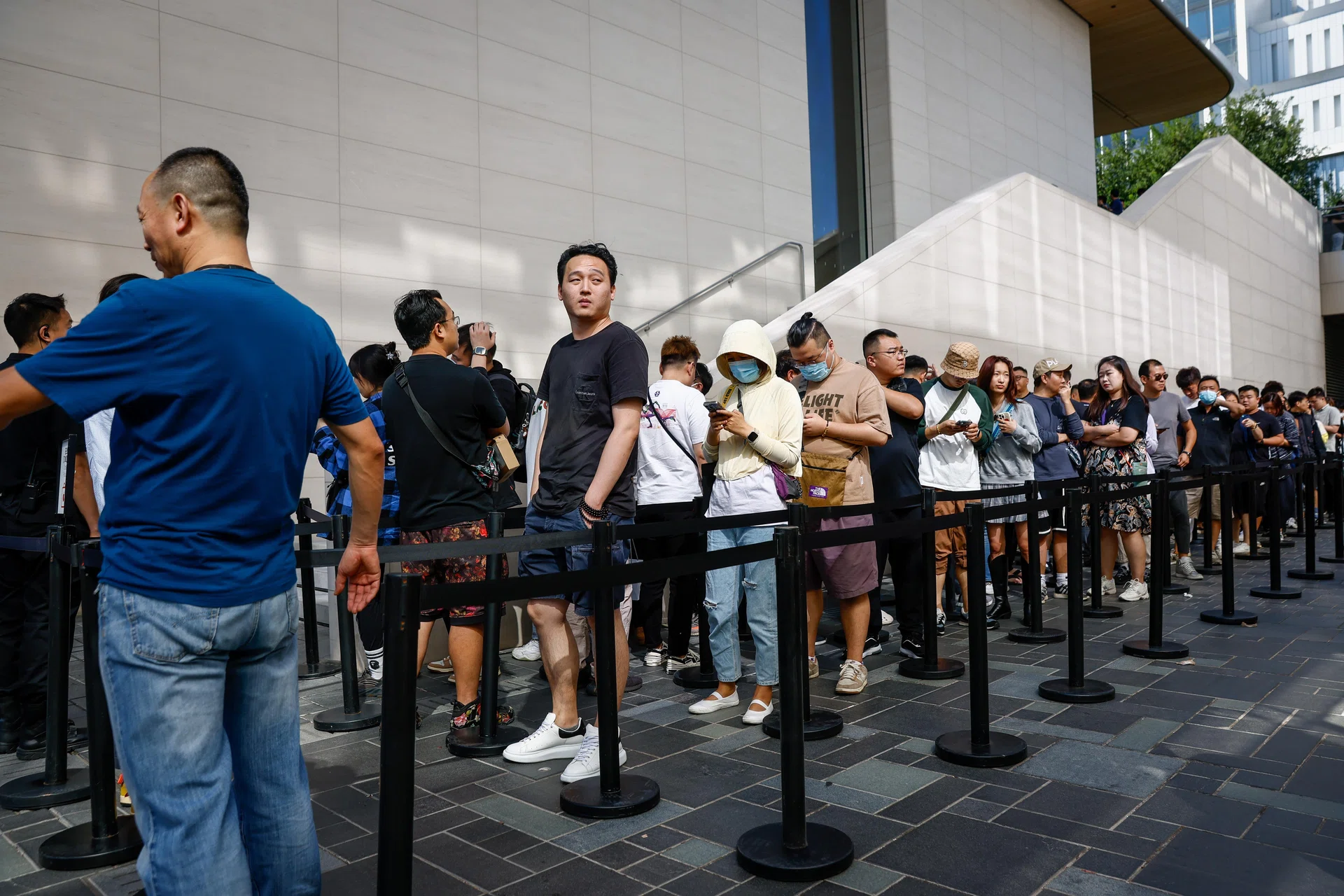 Despite China’s iPhone ban, buyers and scalpers are flocking to Apple ...