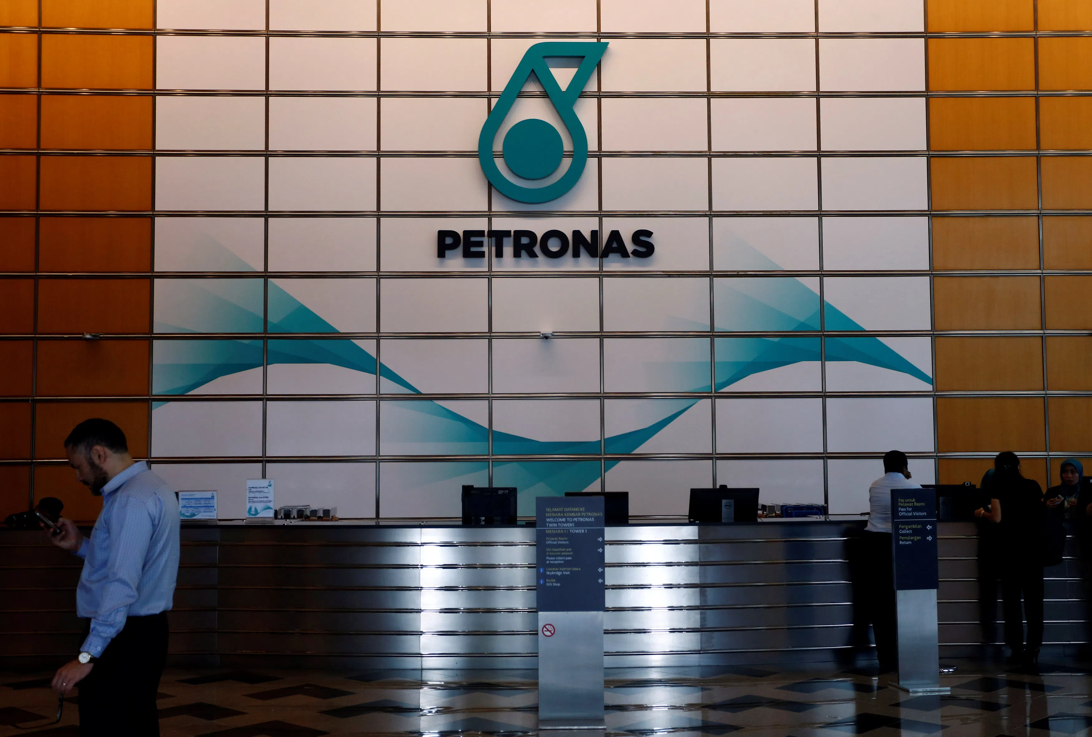 Malaysia's Petronas buys 25% stake in LNG Canada project - The Business ...