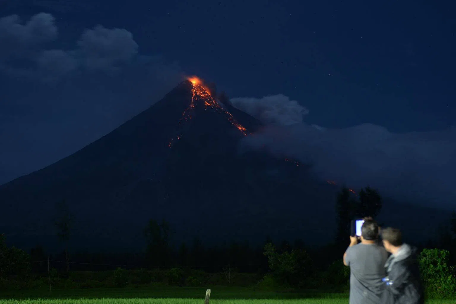 Erupting volcano sparks Philippine tourism boom