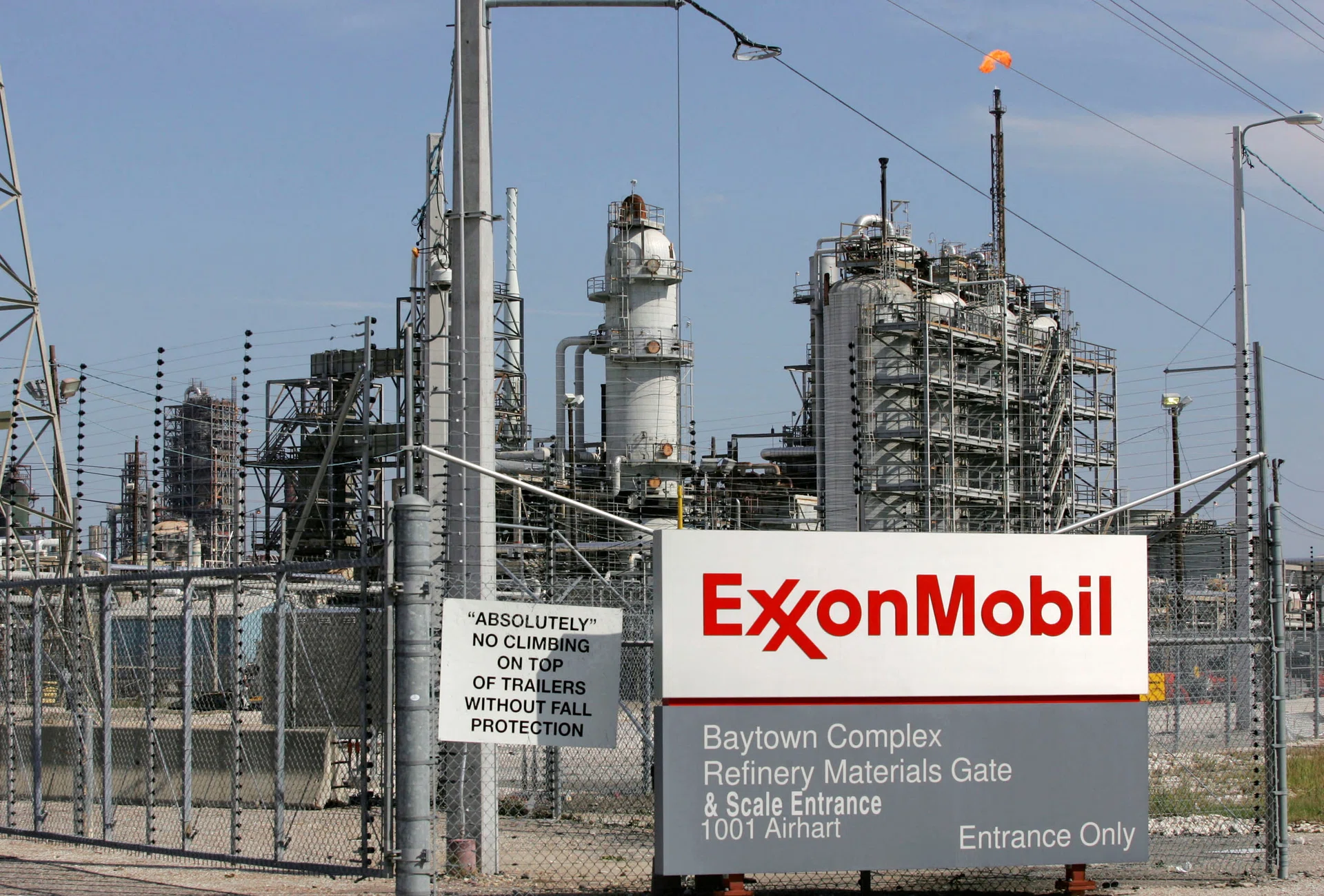 Exxon, Chevron profits soar on natural gas export surge - The Business ...