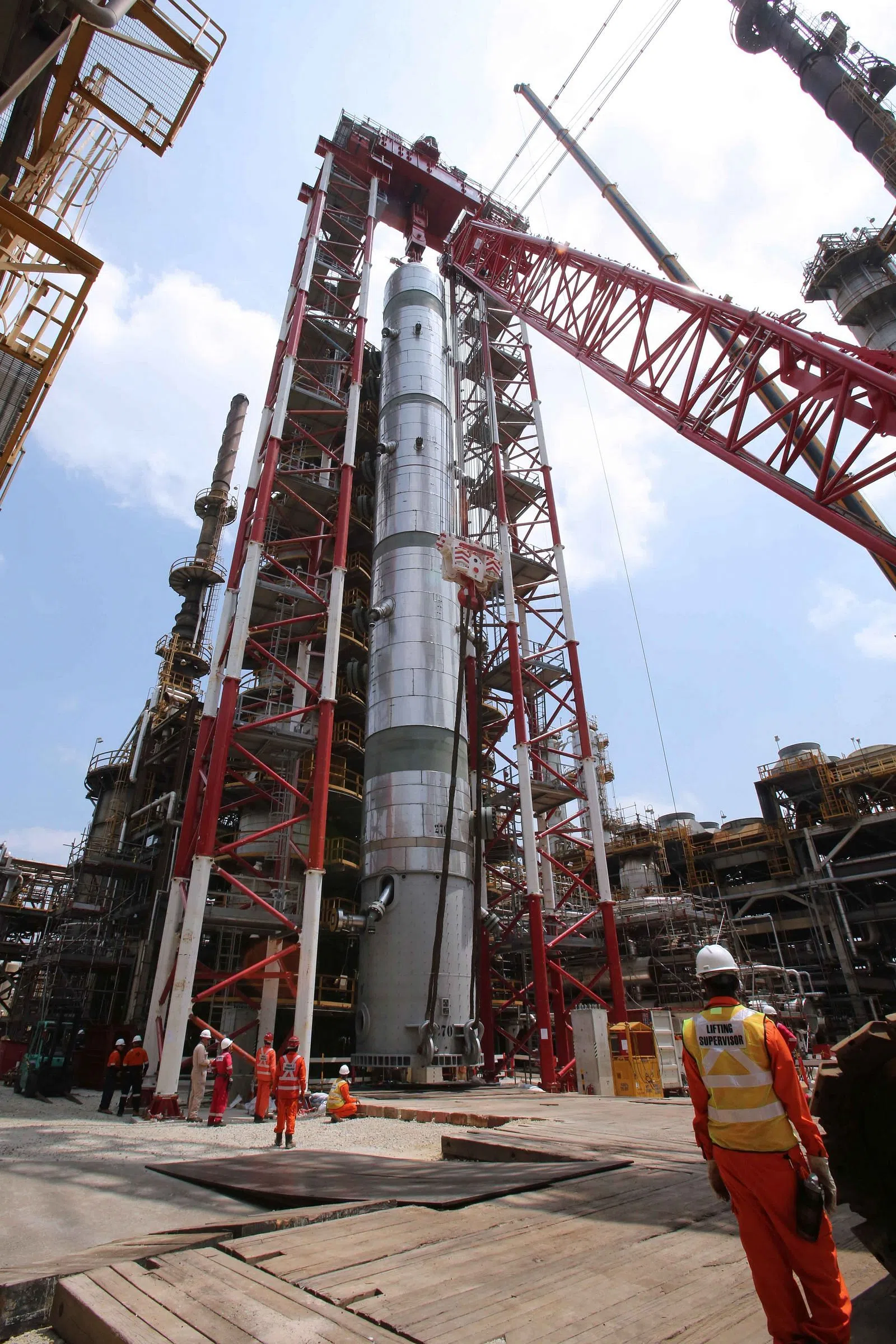 ExxonMobil installs new lubes reactor in Singapore refinery expansion ...