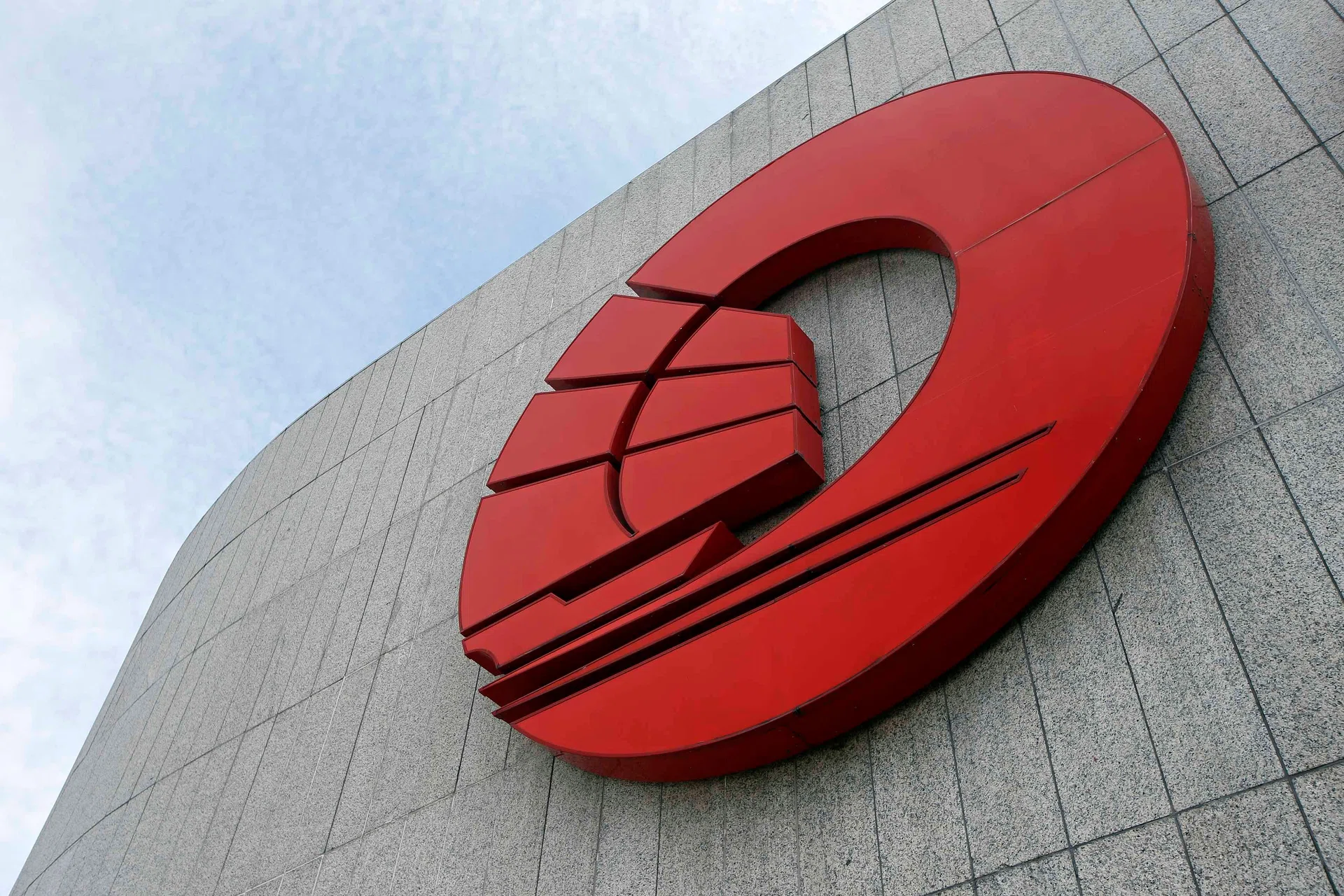 OCBC eyes Indonesia's securities market, Indonesian unit unveils new HQ ...