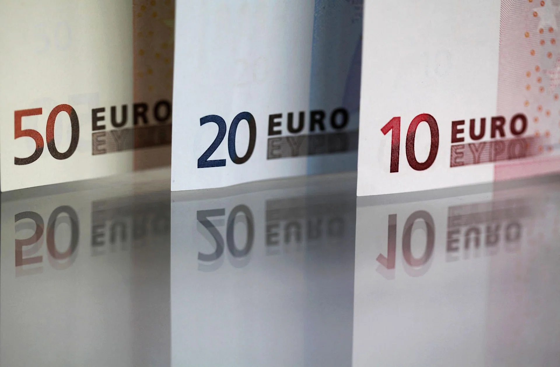 Euro drops to 3-week low on mixed economic data - The Business Times