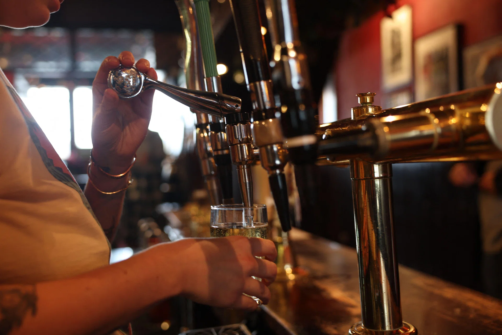 A pint of wine? Britain plans to bring back an old-fashioned measure ...