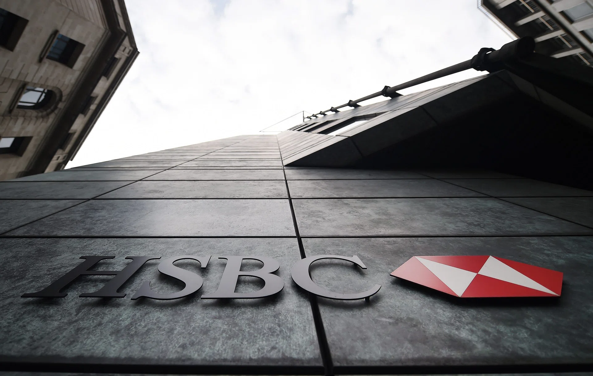 HSBC profits up 4% as investment bank revenues bounce back - The ...