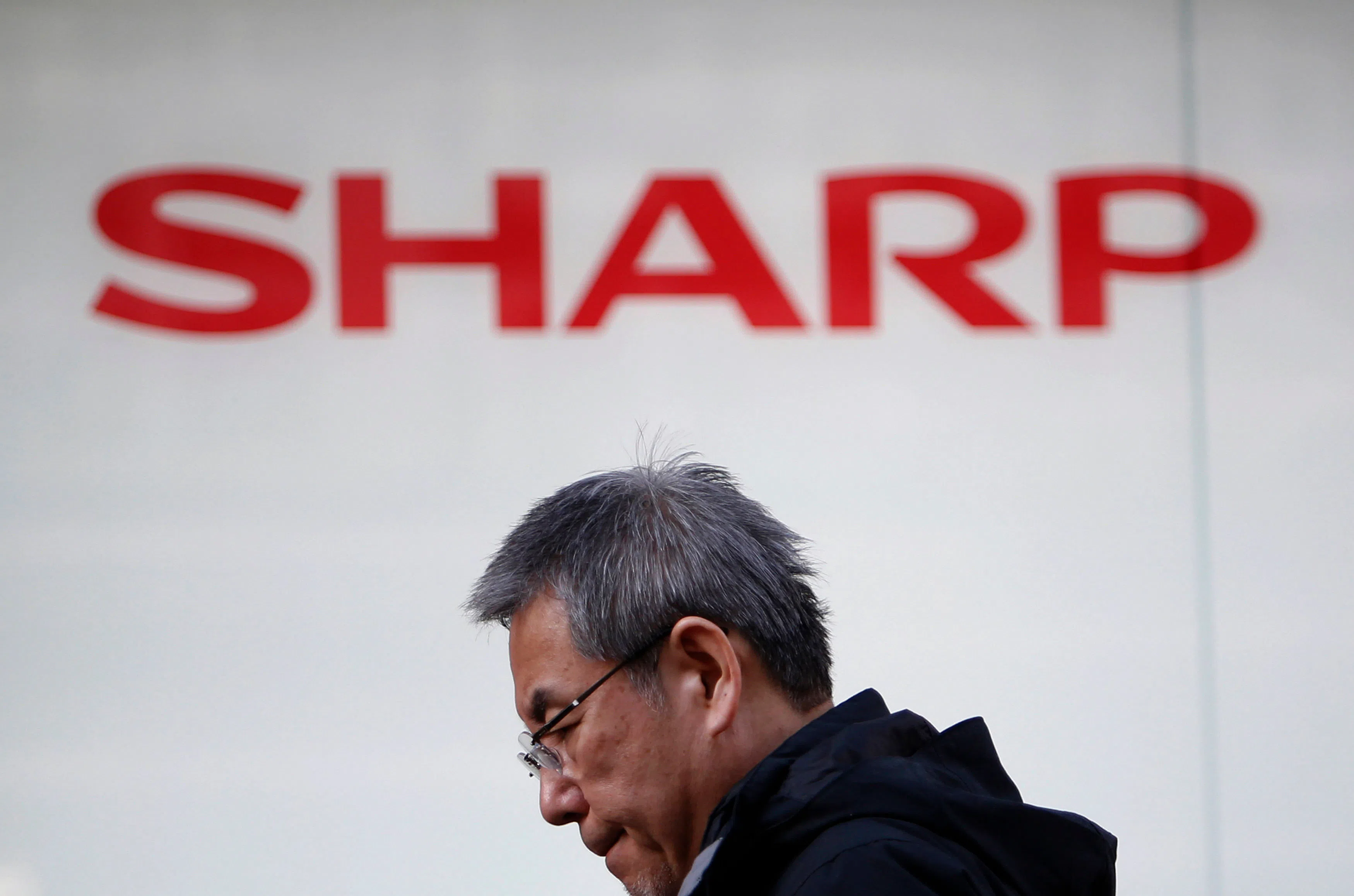 Foxconn, Sharp said to weigh revising terms of approved deal