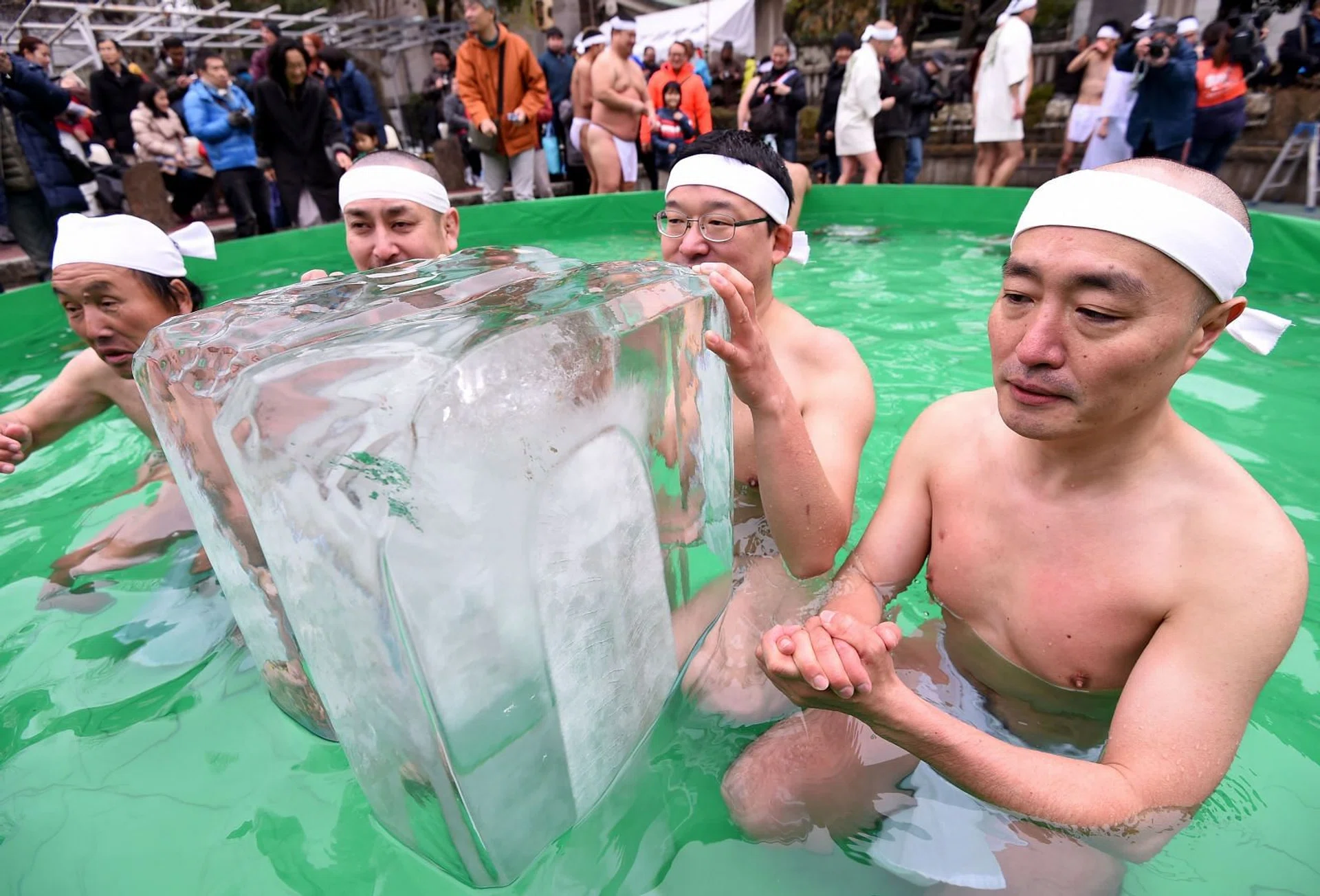 Ice-cold dip to cleanse souls for New Year in Japan - The Business Times