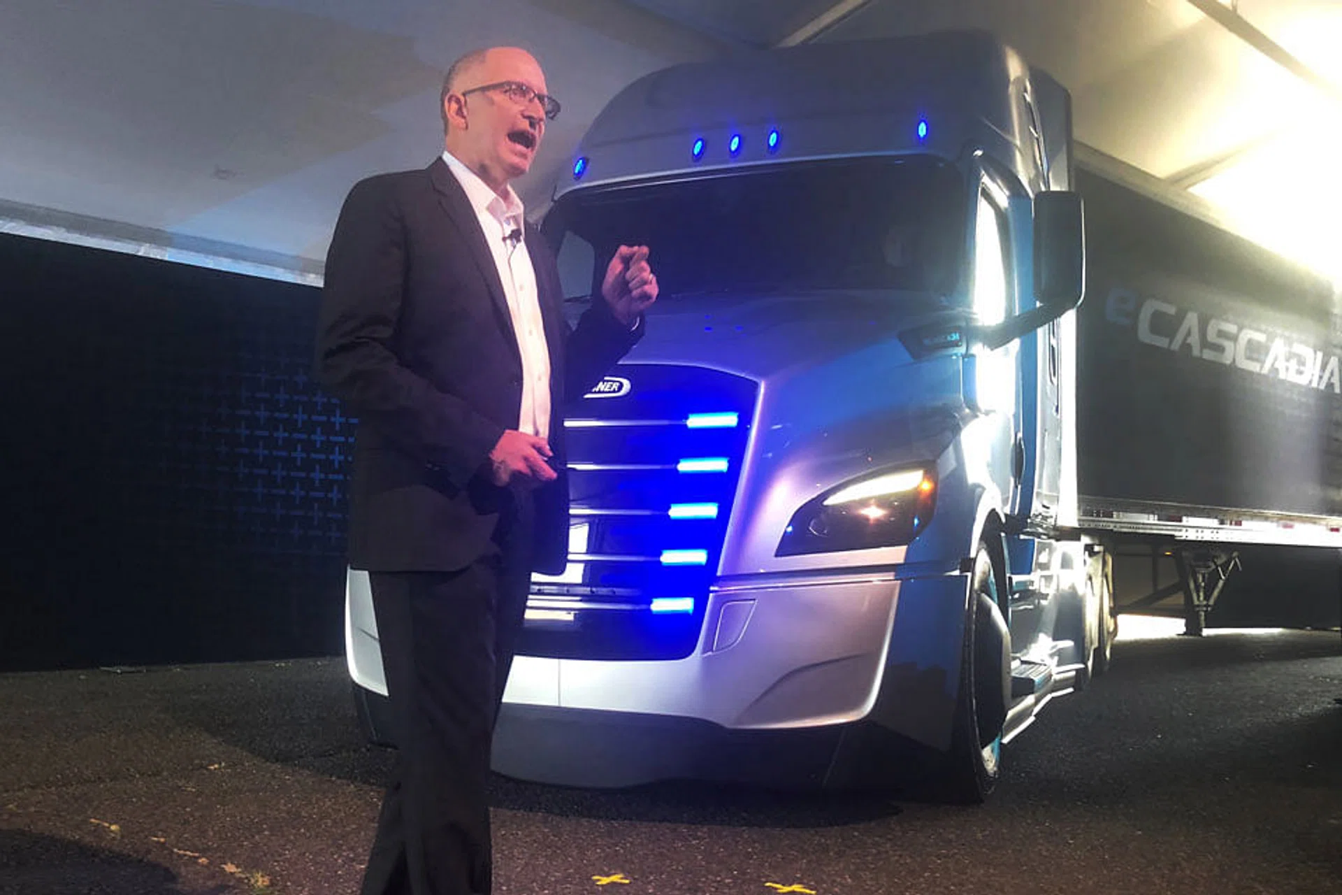Daimler fights Tesla, VW with new electric big rig truck - The Business ...