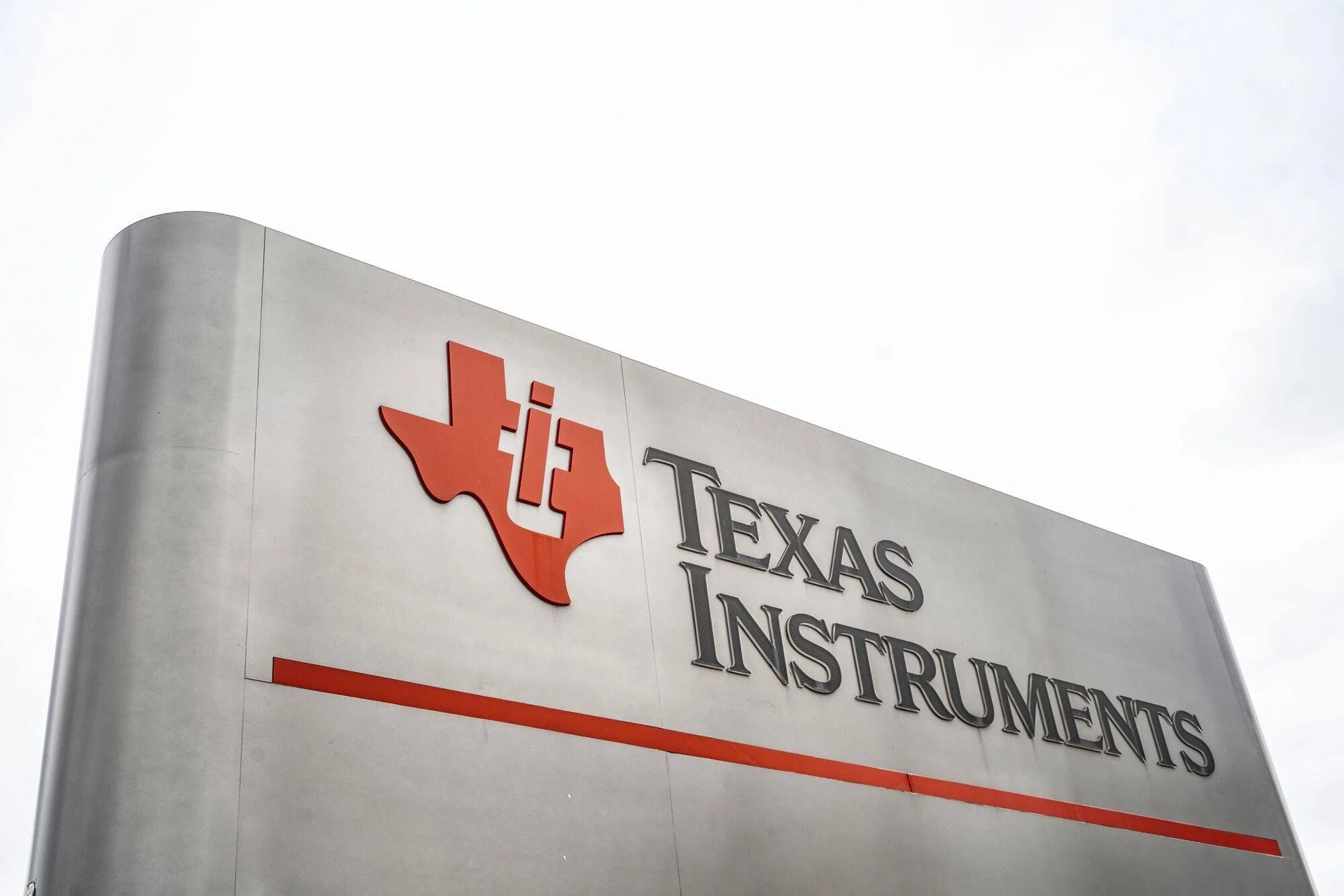 Chipmaker Texas Instruments forecasts earnings below estimates as ...