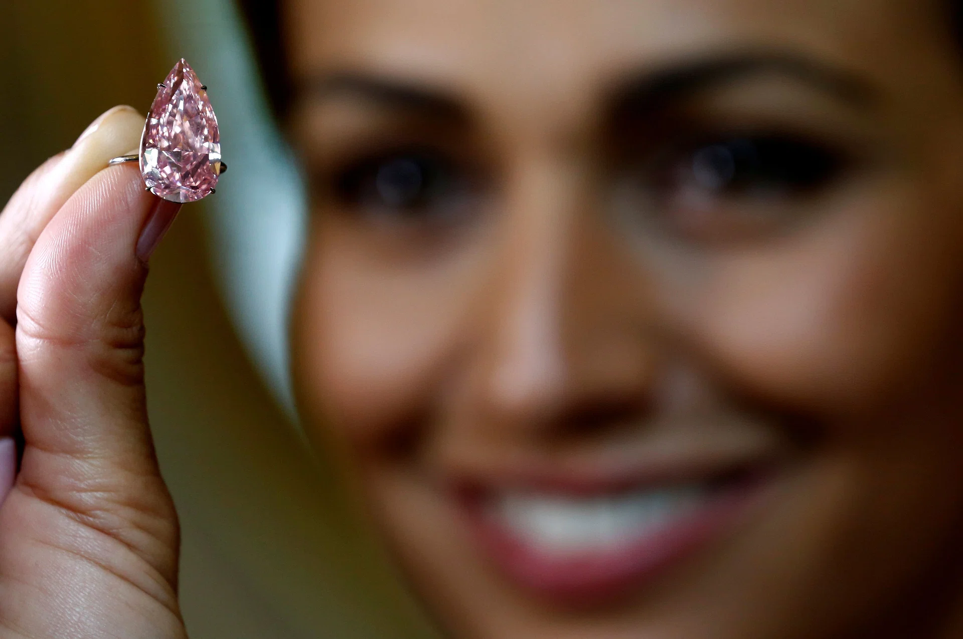 Record US$31m sale of biggest vivid pink diamond at Geneva auction ...