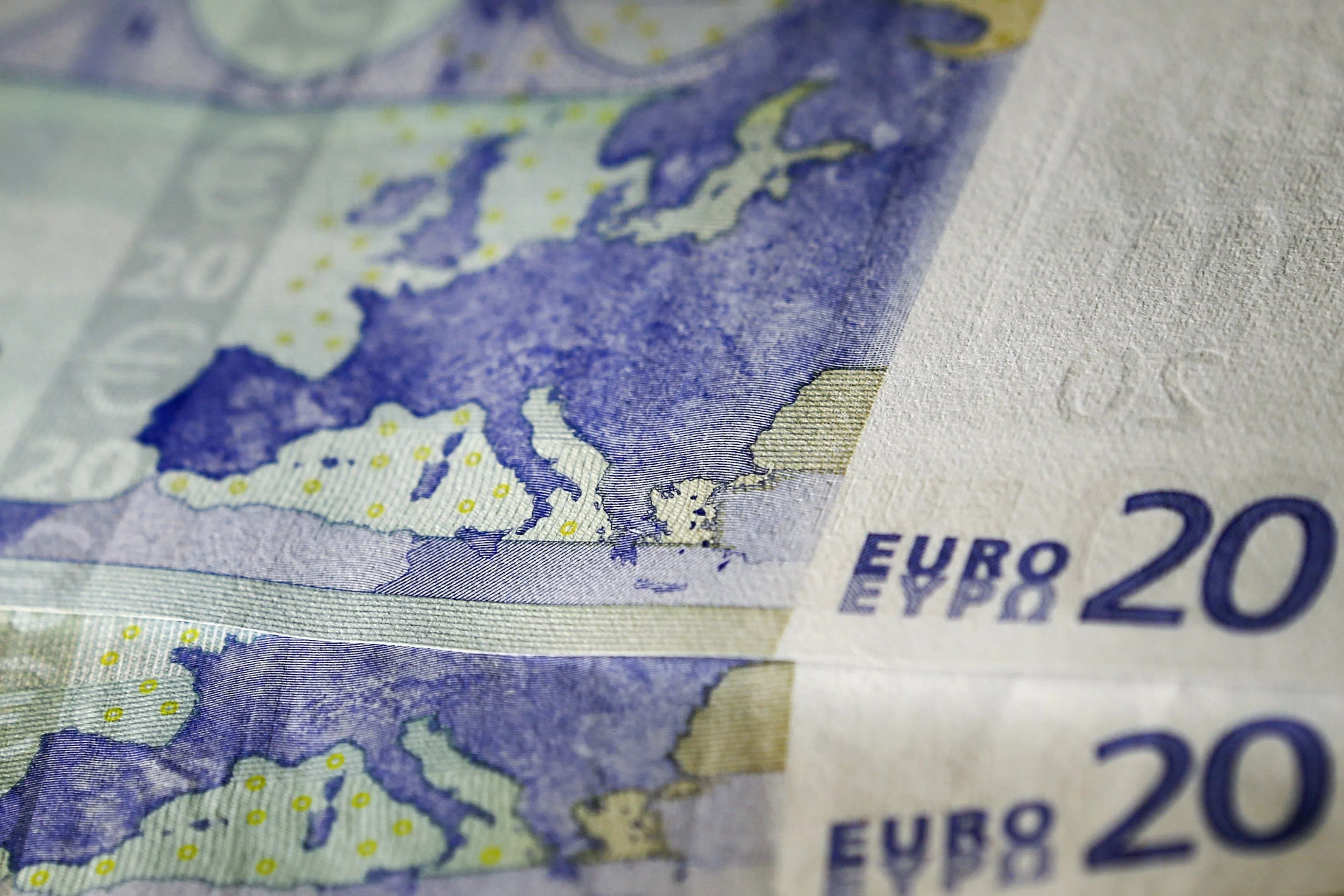 Euro drops against dollar after Greek referendum early results