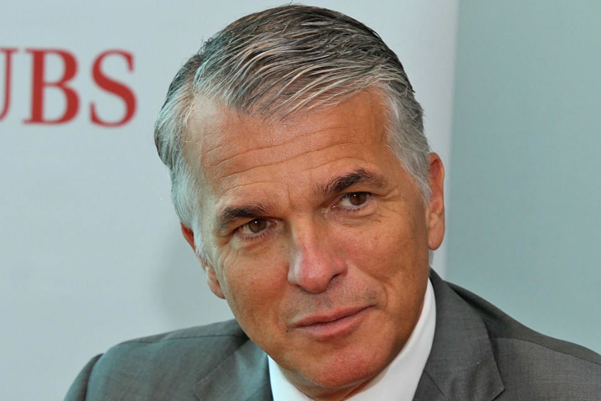 UBS cuts bonus pool, CEO's pay in 'challenging' year - The Business Times