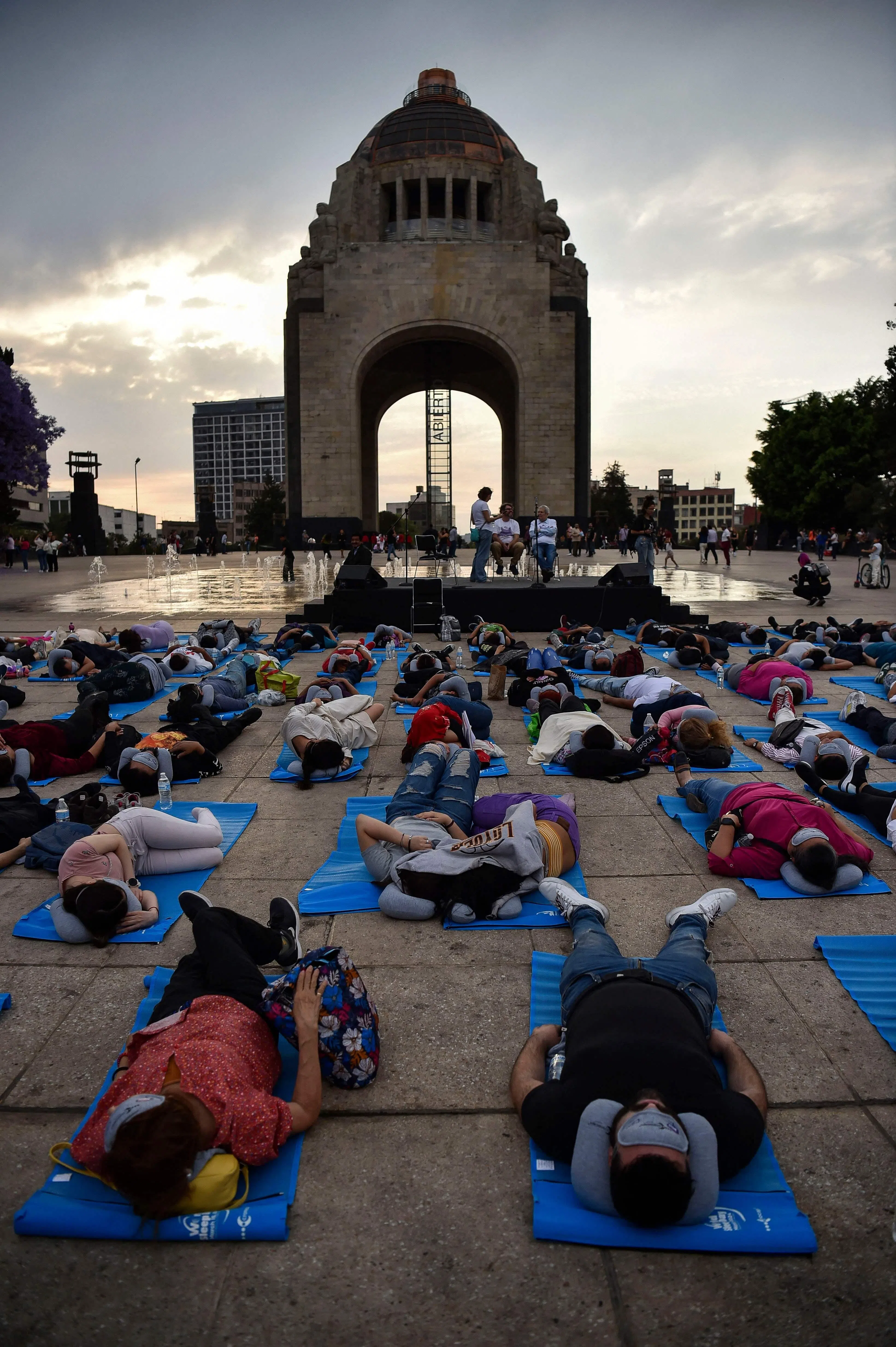 Collective siesta in Mexico City aims to promote the right to sleep ...
