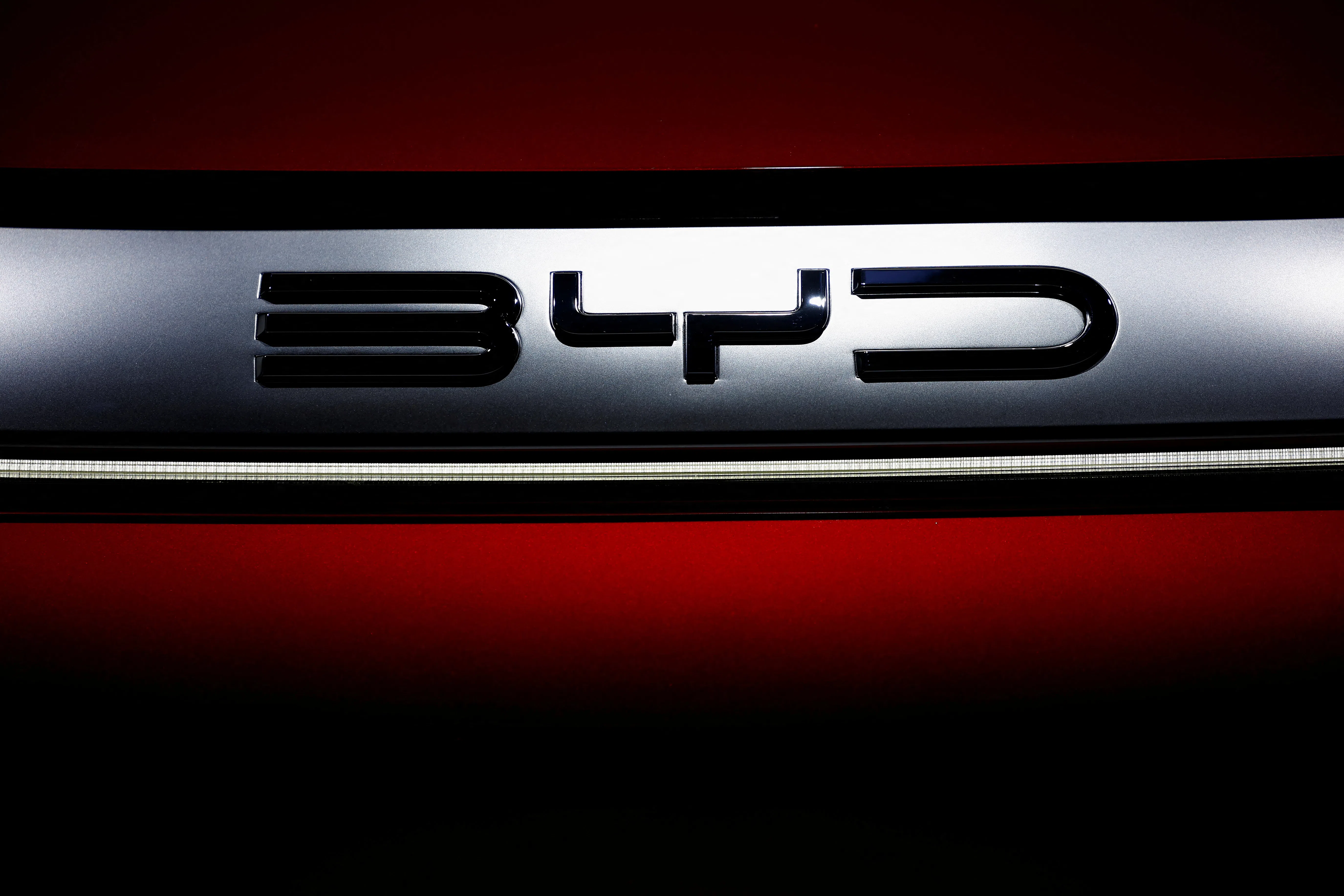 Chinese EV giant BYD flags huge jump in quarterly profit, shares surge ...