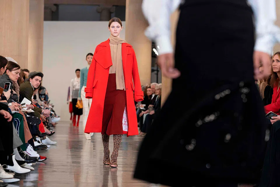 Victoria Beckham goes retro on London catwalk
